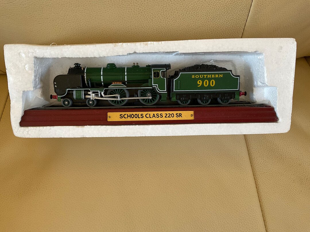 Vintage Schools Class 220 SR Locomotive and Tender in Plastic on Base ...