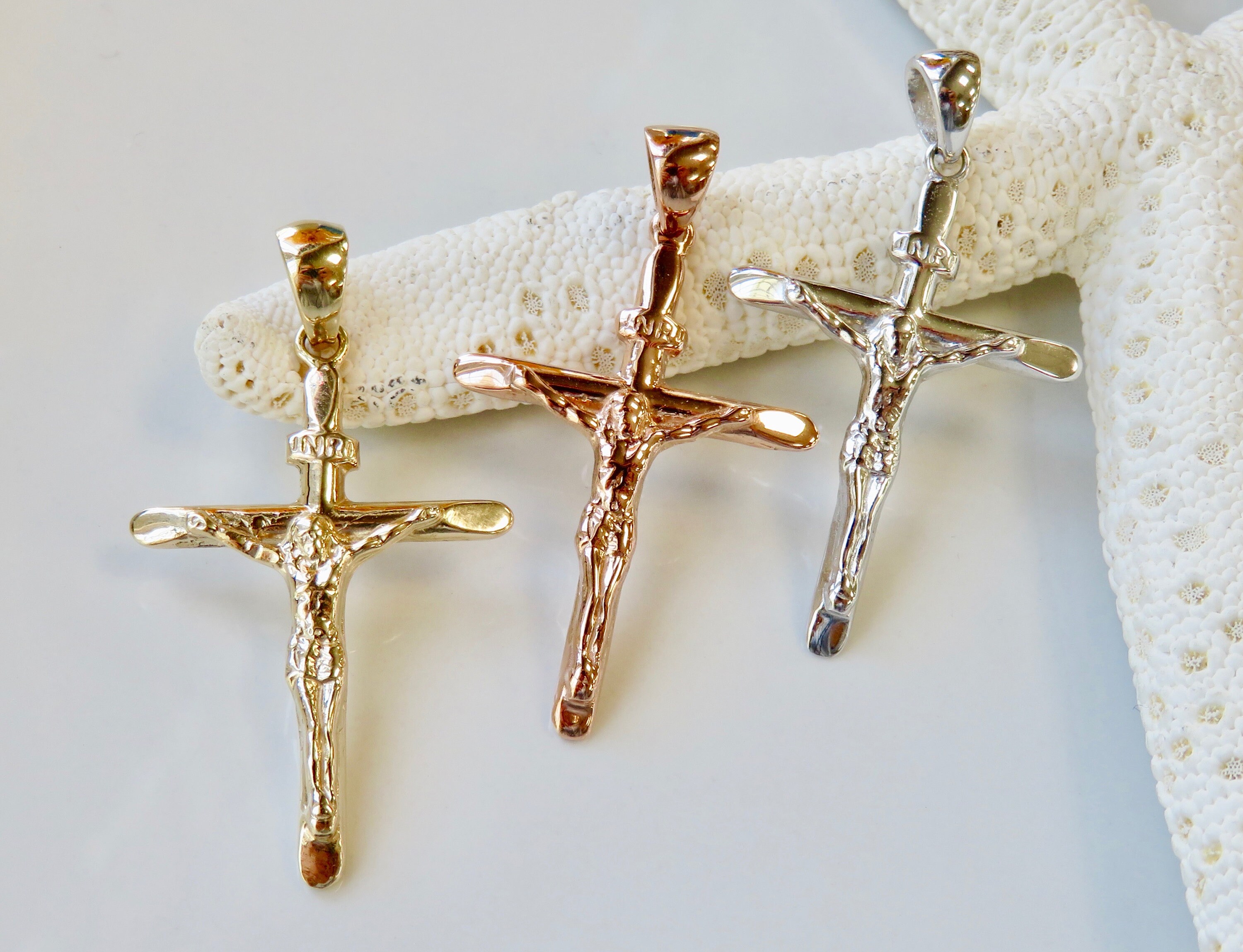 14 Karat Solid Gold Crucifix Pendant Jesus Christ on the | Etsy