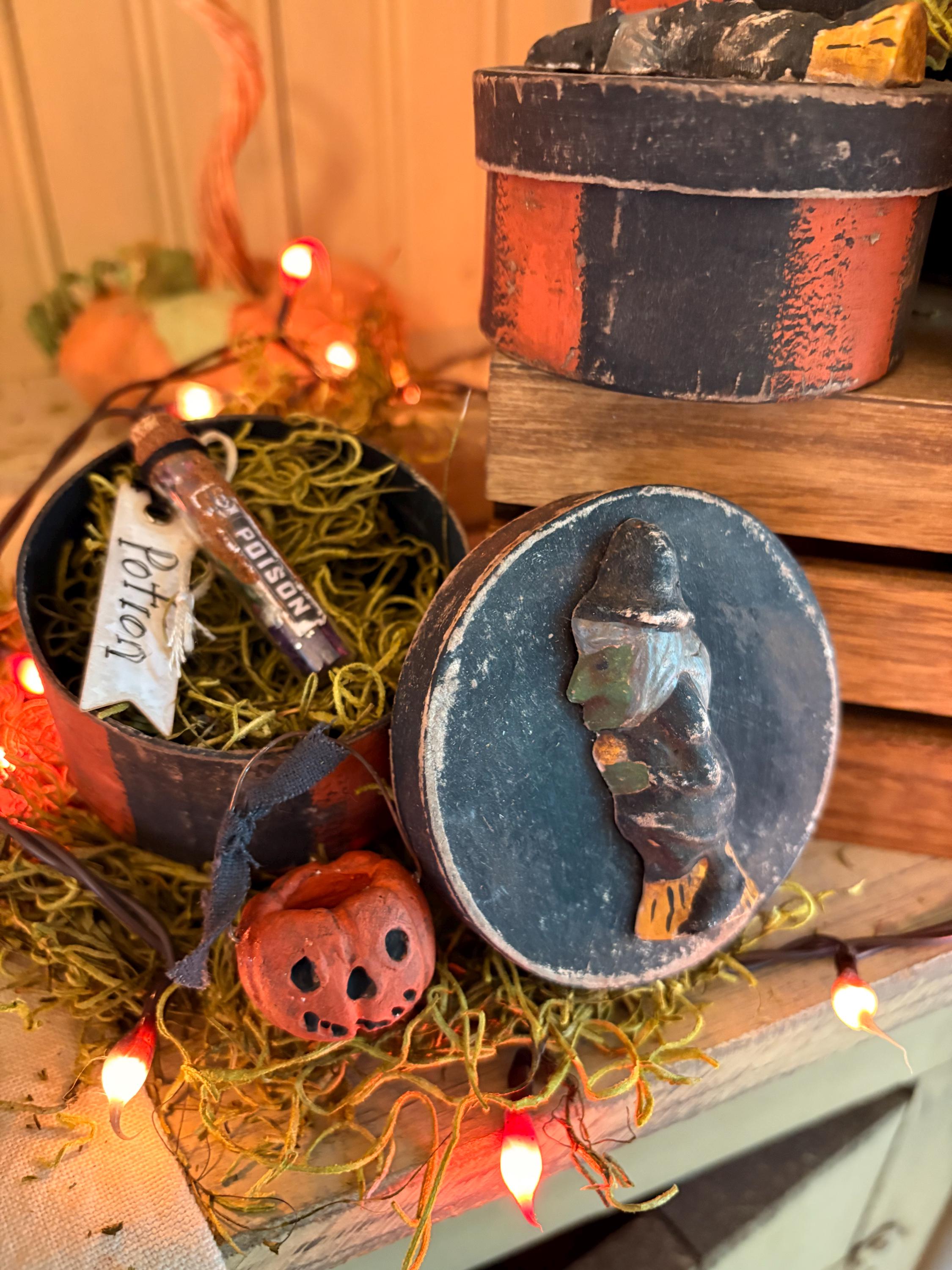 Primitive Papier-mâché Halloween Decorative Box With a Surprise of Two ...