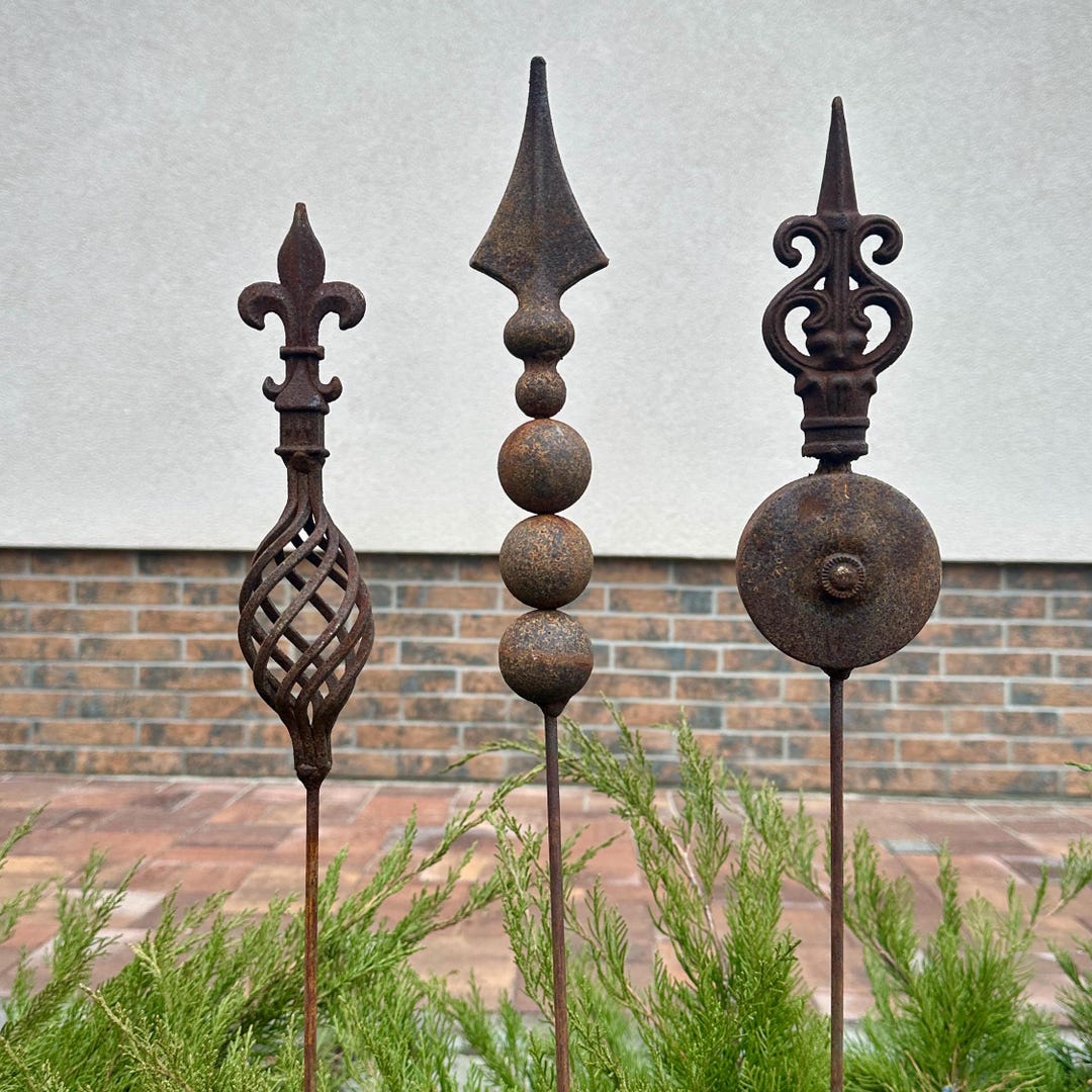 Rusty Garden Finial Metal Garden Stakes Rustic Yard Art Flower Pot ...