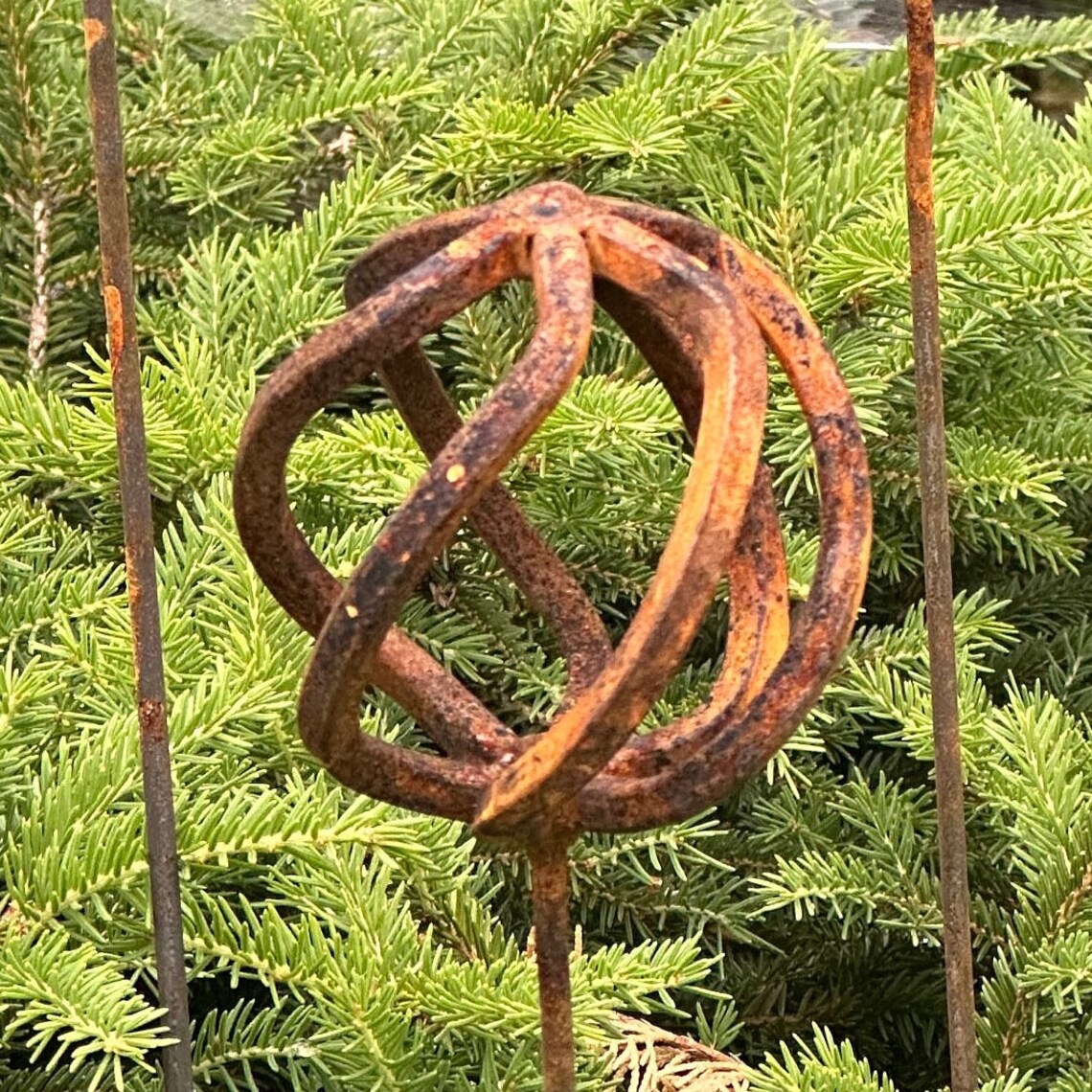 Modern Minimalist Garden Stakes for Outdoor Decor, Unique Rusty Metal ...