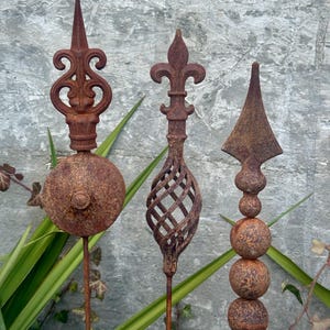 Rusty Garden Finial Metal Garden Stakes Rustic Yard Art Flower Pot ...