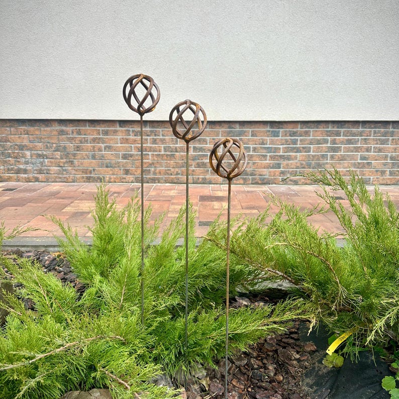 Modern Minimalist Garden Stakes for Outdoor Decor, Unique Rusty Metal ...