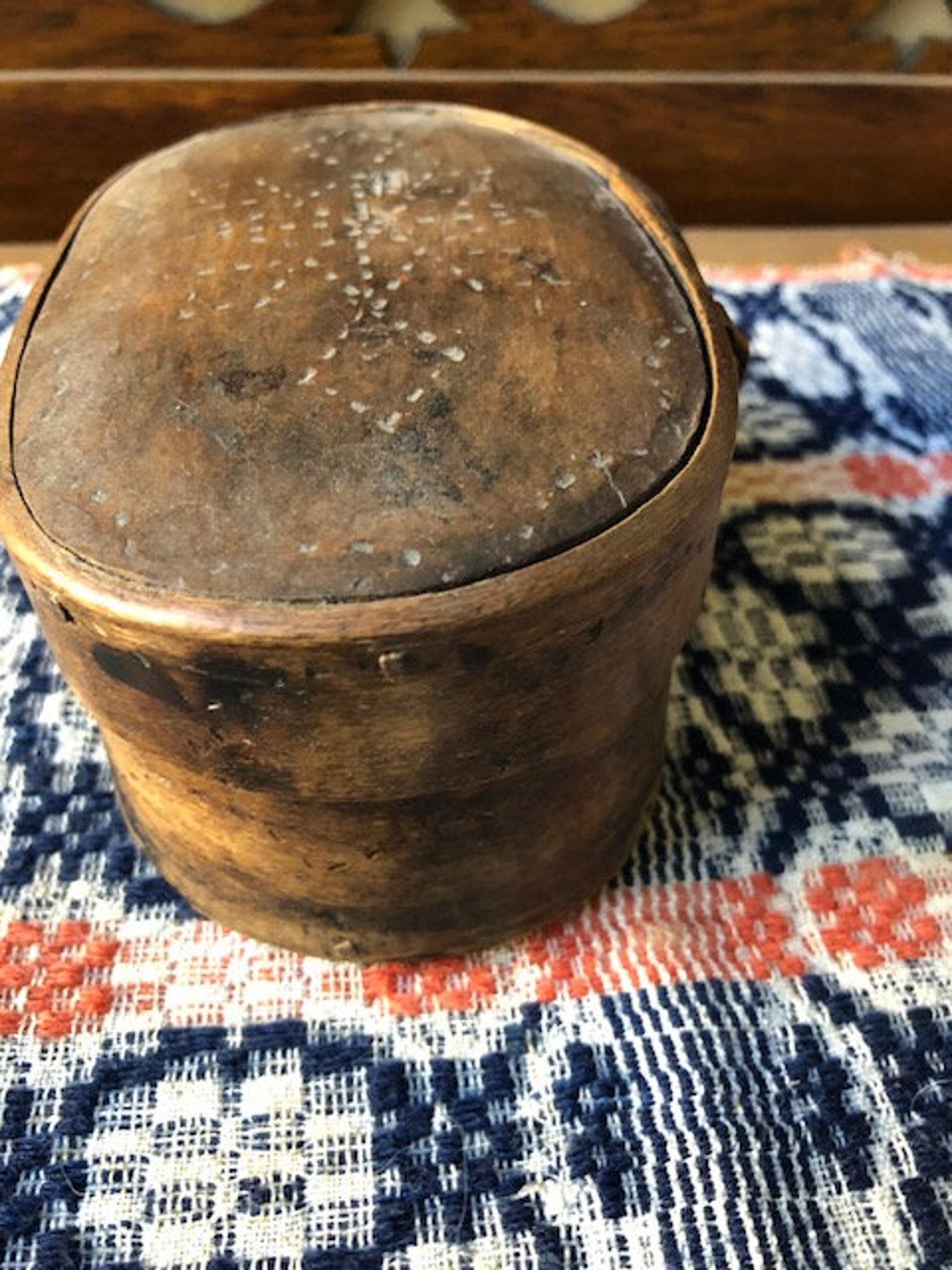 Primitive Antique Shaker Style Oval Box With Two Fingers Facing Left ...