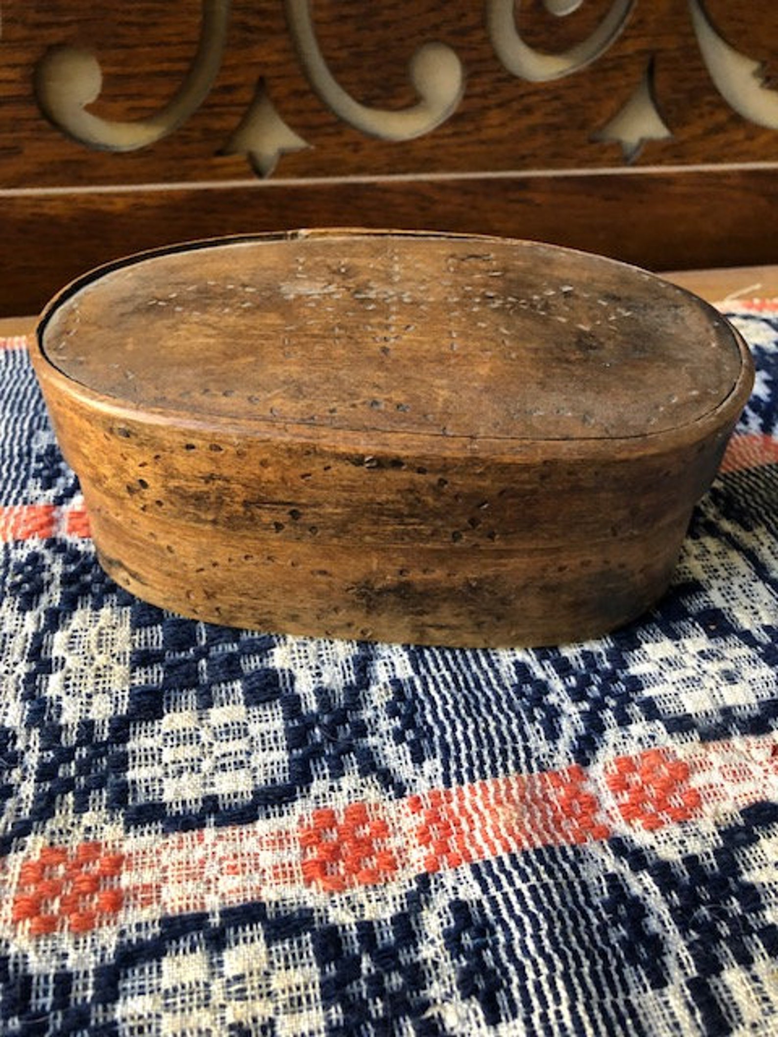 Primitive Antique Shaker Style Oval Box With Two Fingers Facing Left ...
