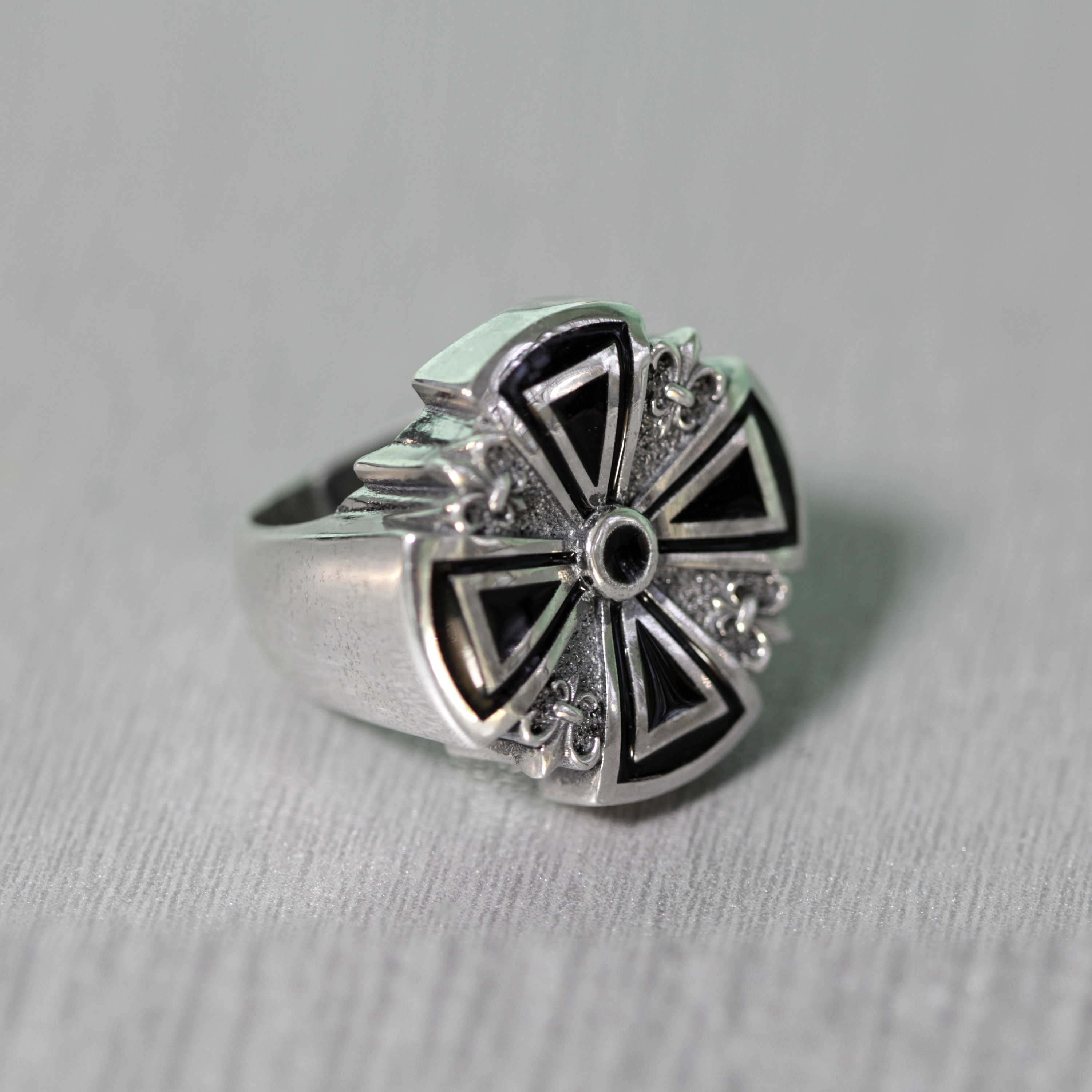 Cruz Cardinal Negra y Lirio Heráldico con Esmalte Signet | Etsy