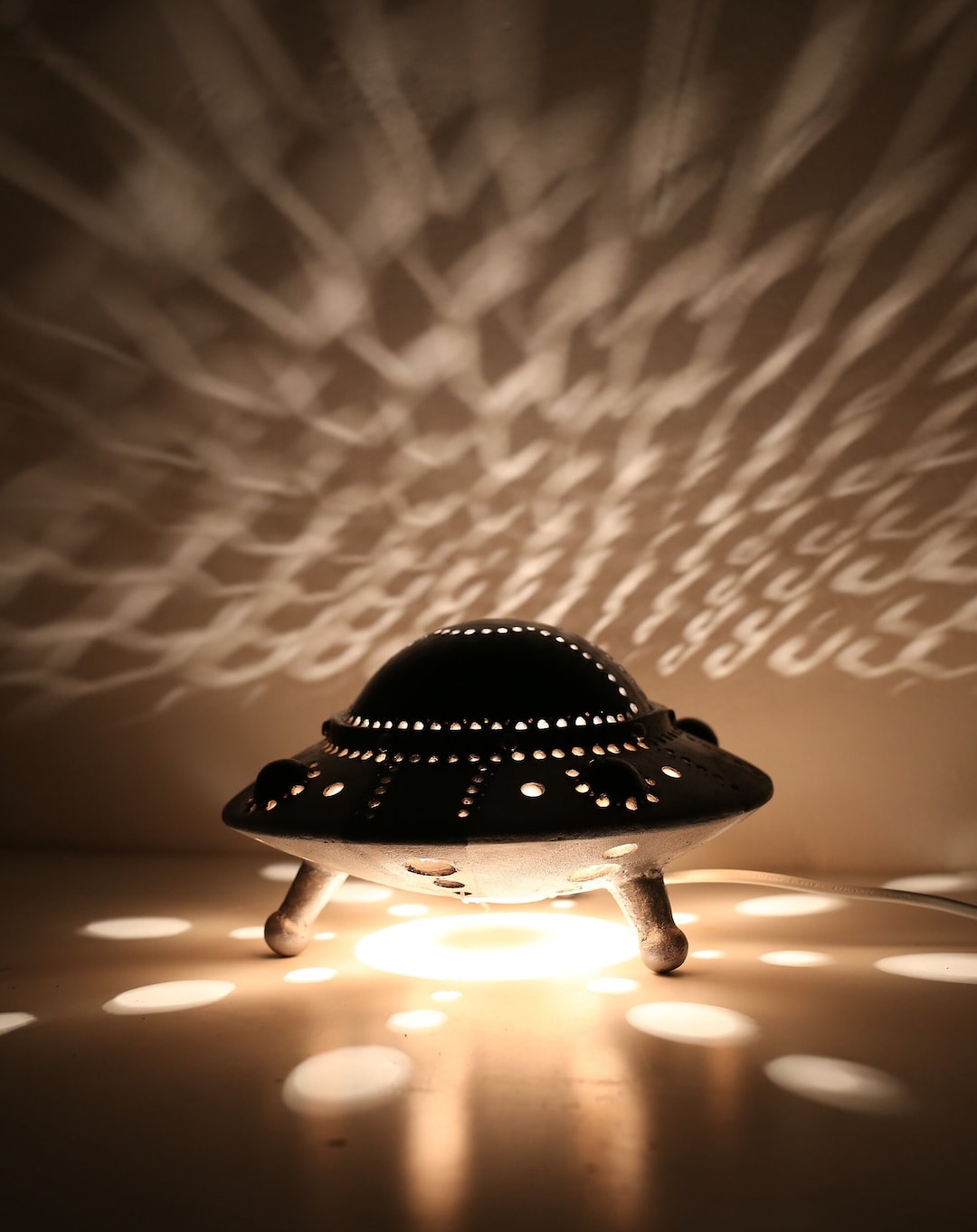UFO Table Lamp. 50s Style Alien Spaceship Ceramic Lamp. Mars Attacks ...