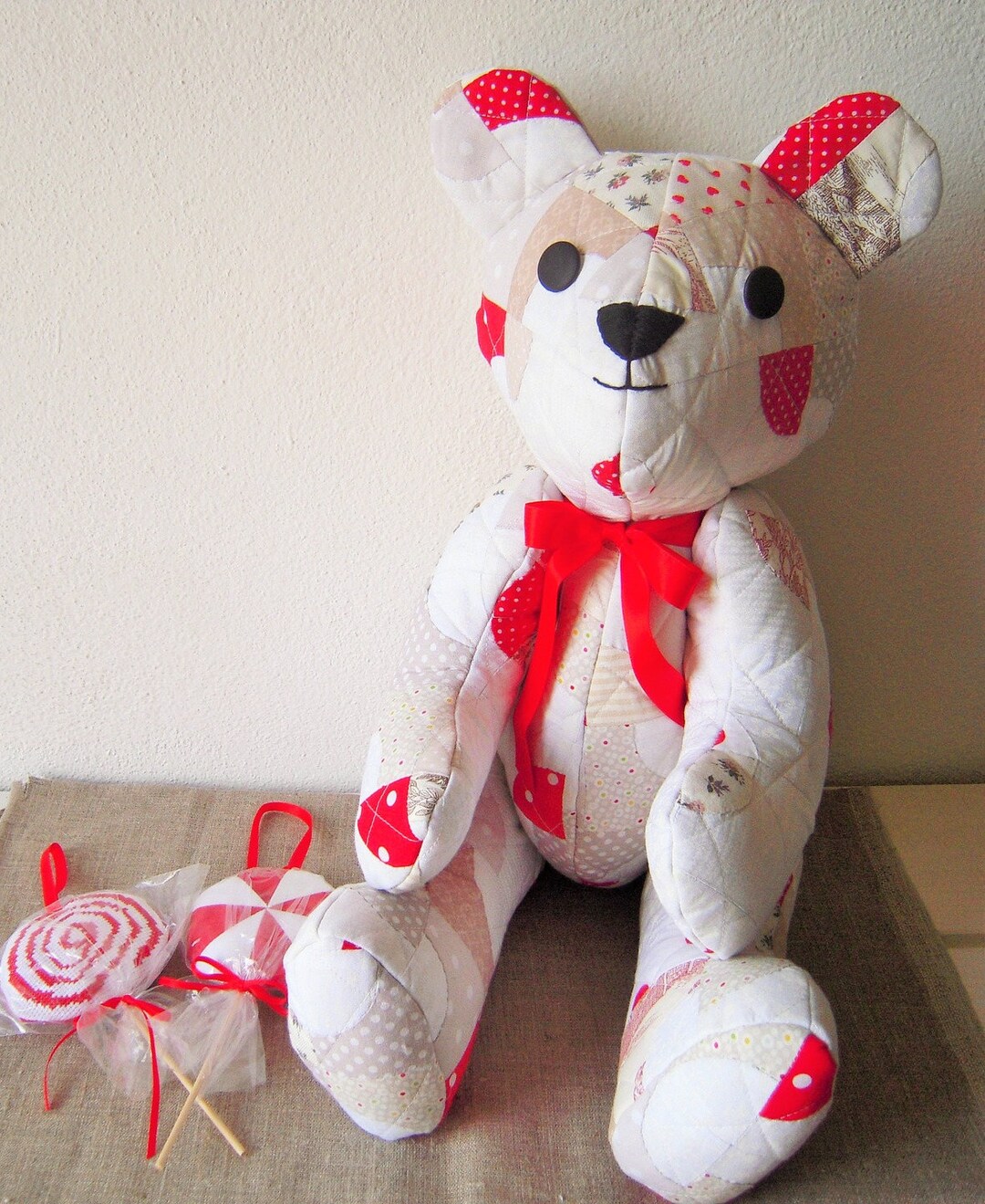 Oso de tela patchwork, tamaño XXL y sus dos piruletas - Etsy España