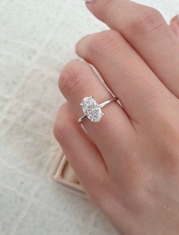 Oval Cut Diamond Engagement Rings