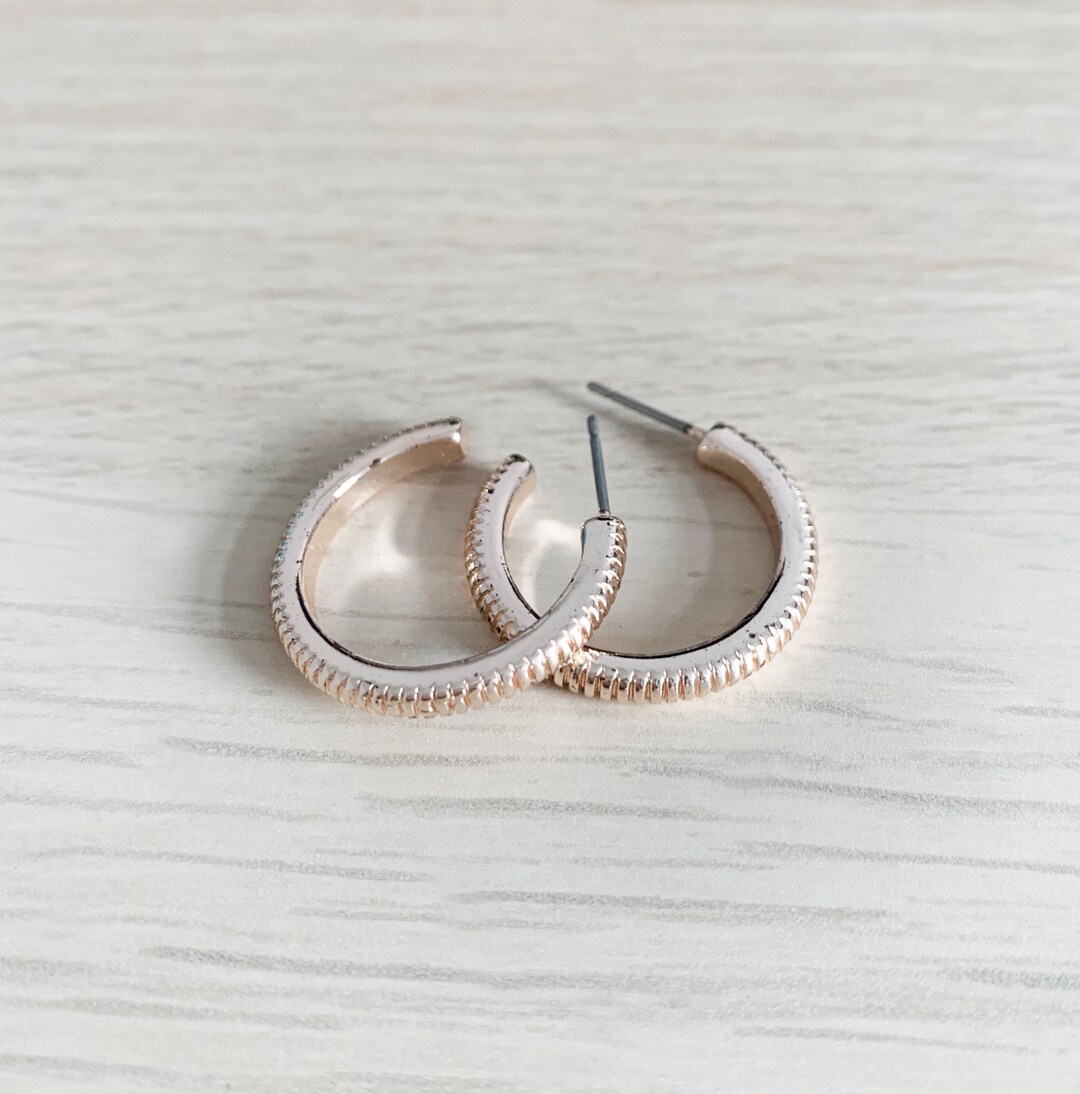 Vintage Retro 90s Pale Gold Round Circle Stripy Ridged Smooth Shiny ...