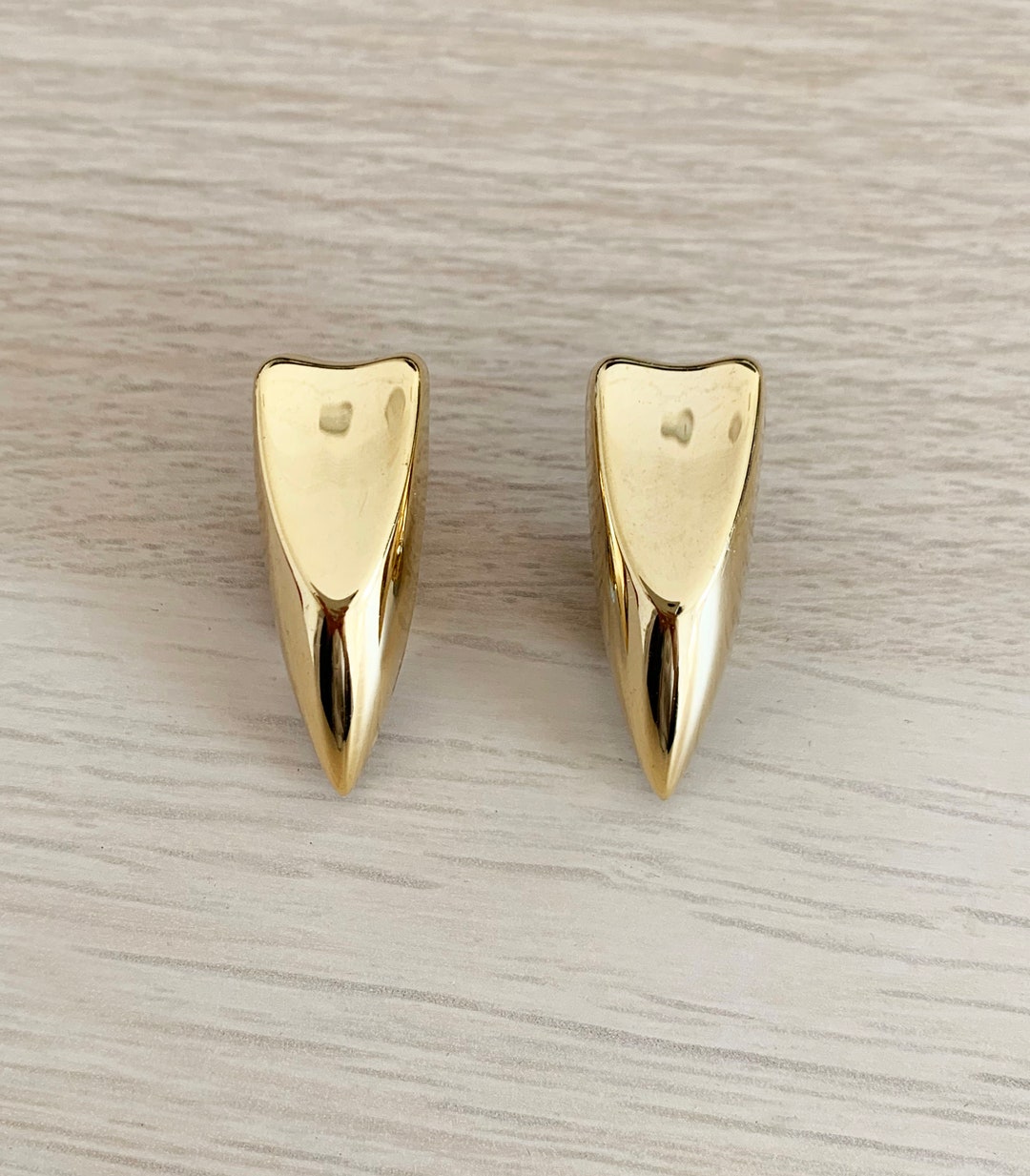Retro Vintage 80s Gold Tooth Shape Upside Down Triangle Arrow Dome ...