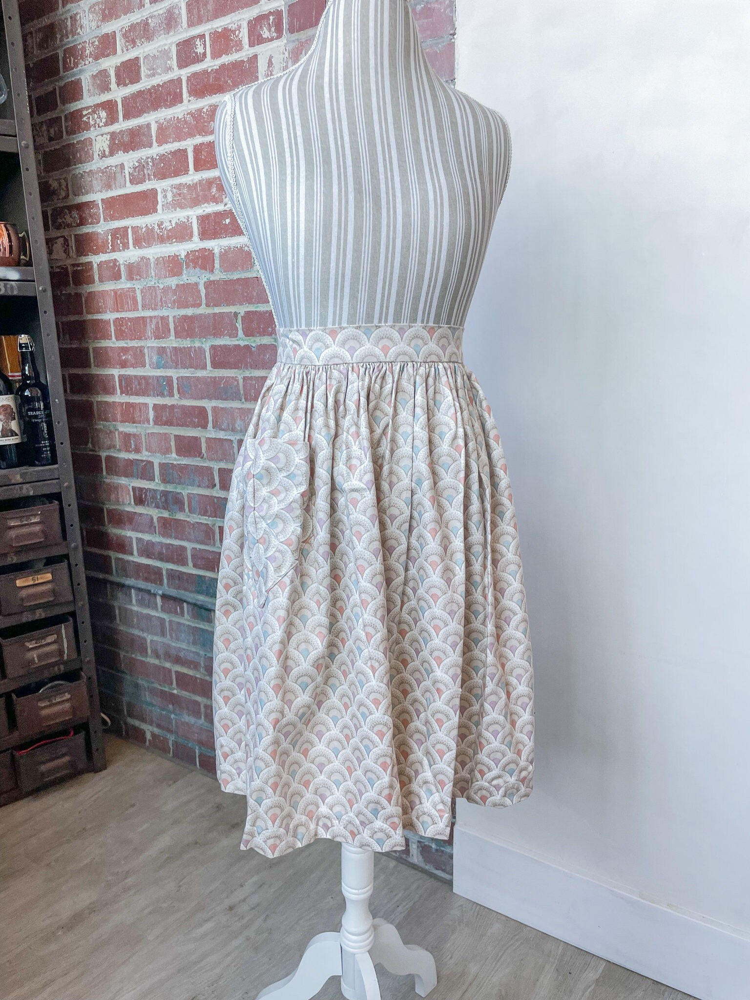 Vintage 1950s Handmade Apron- Art Deco Pastel Scalloped Print! - Etsy