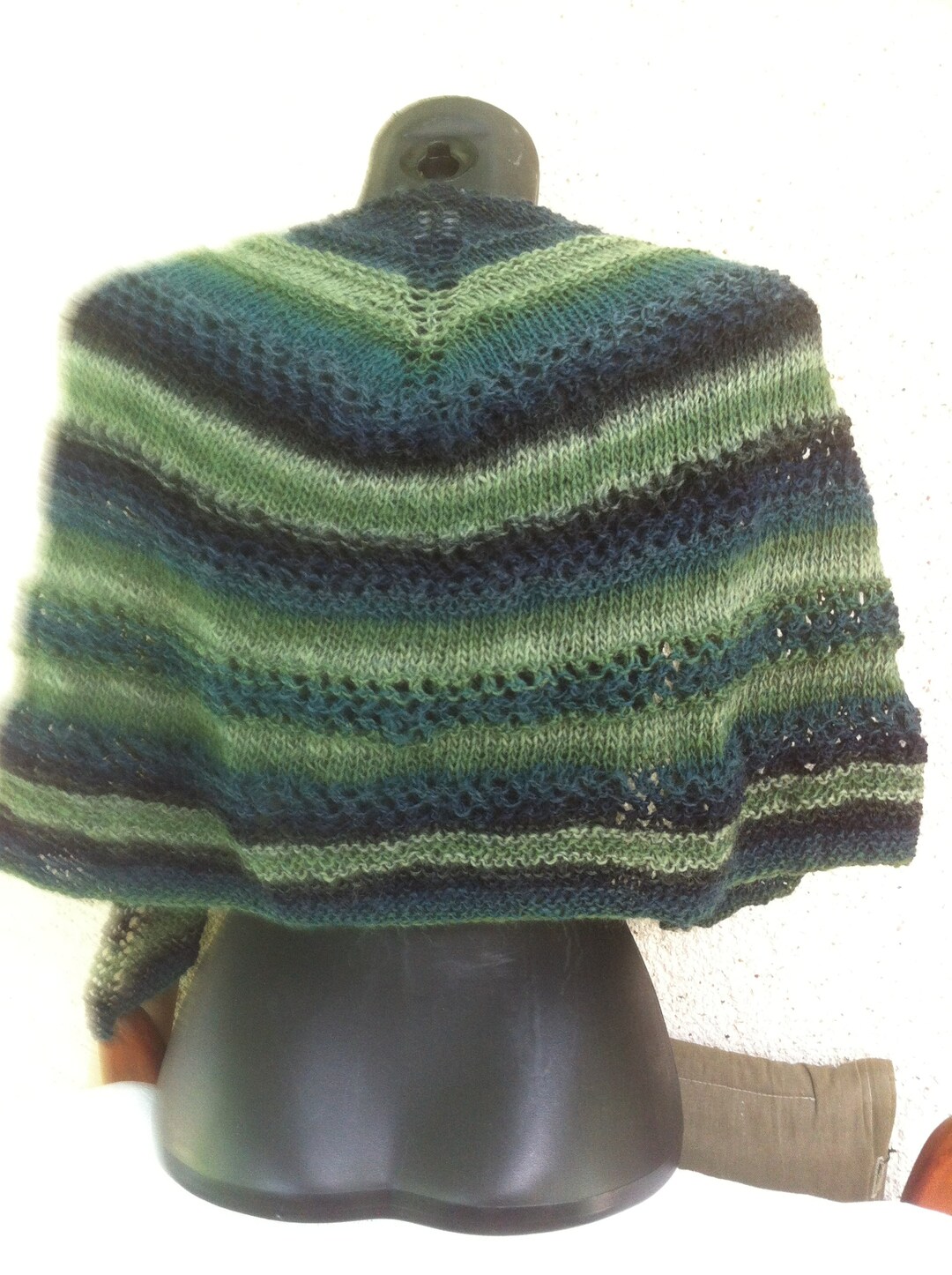 Châle réalisé au tricot et au crochet tons dégradé de vert en laine ...