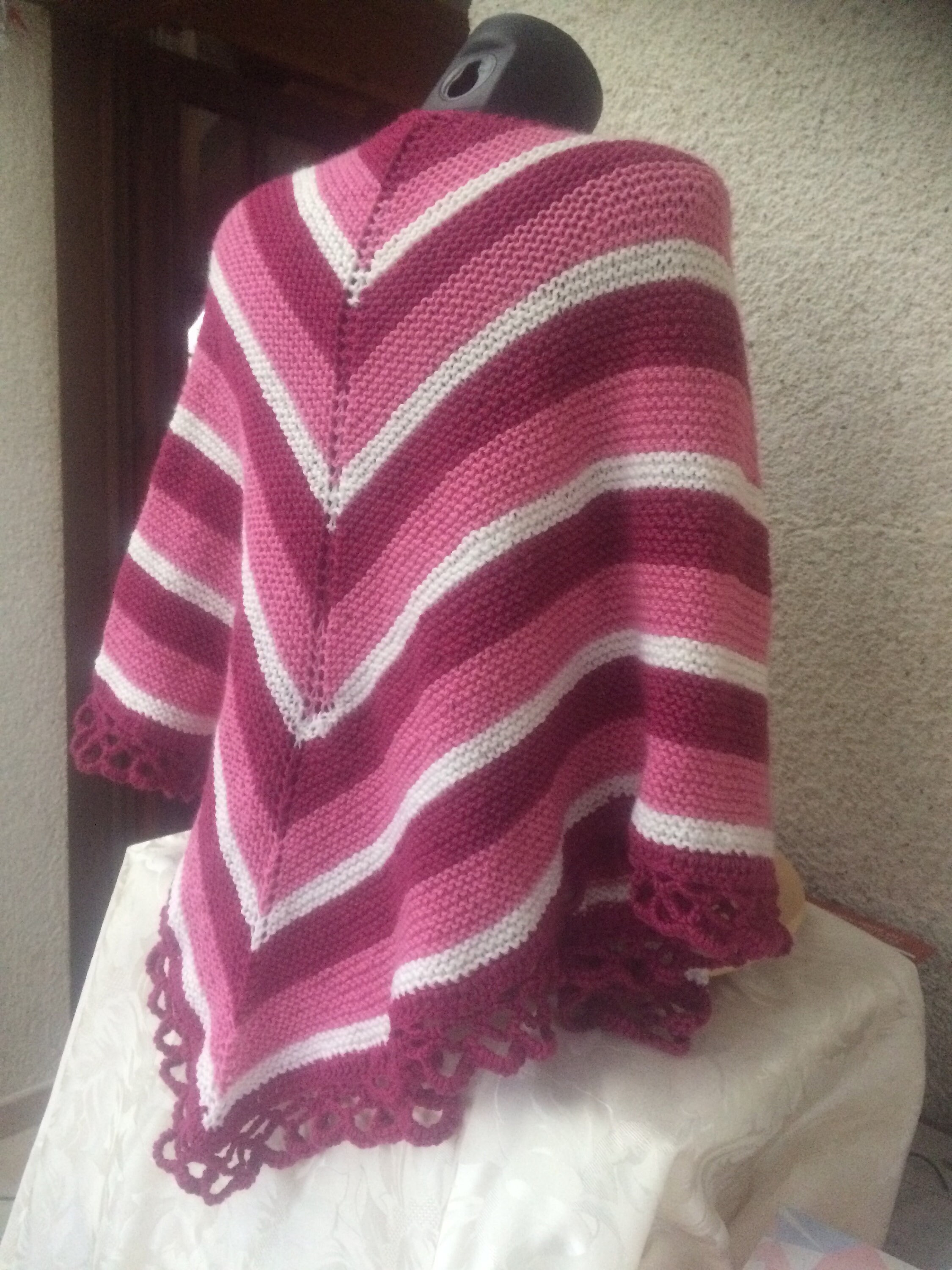 Châle tricoté main avec bordures au crochet en acrylique et laine tons ...