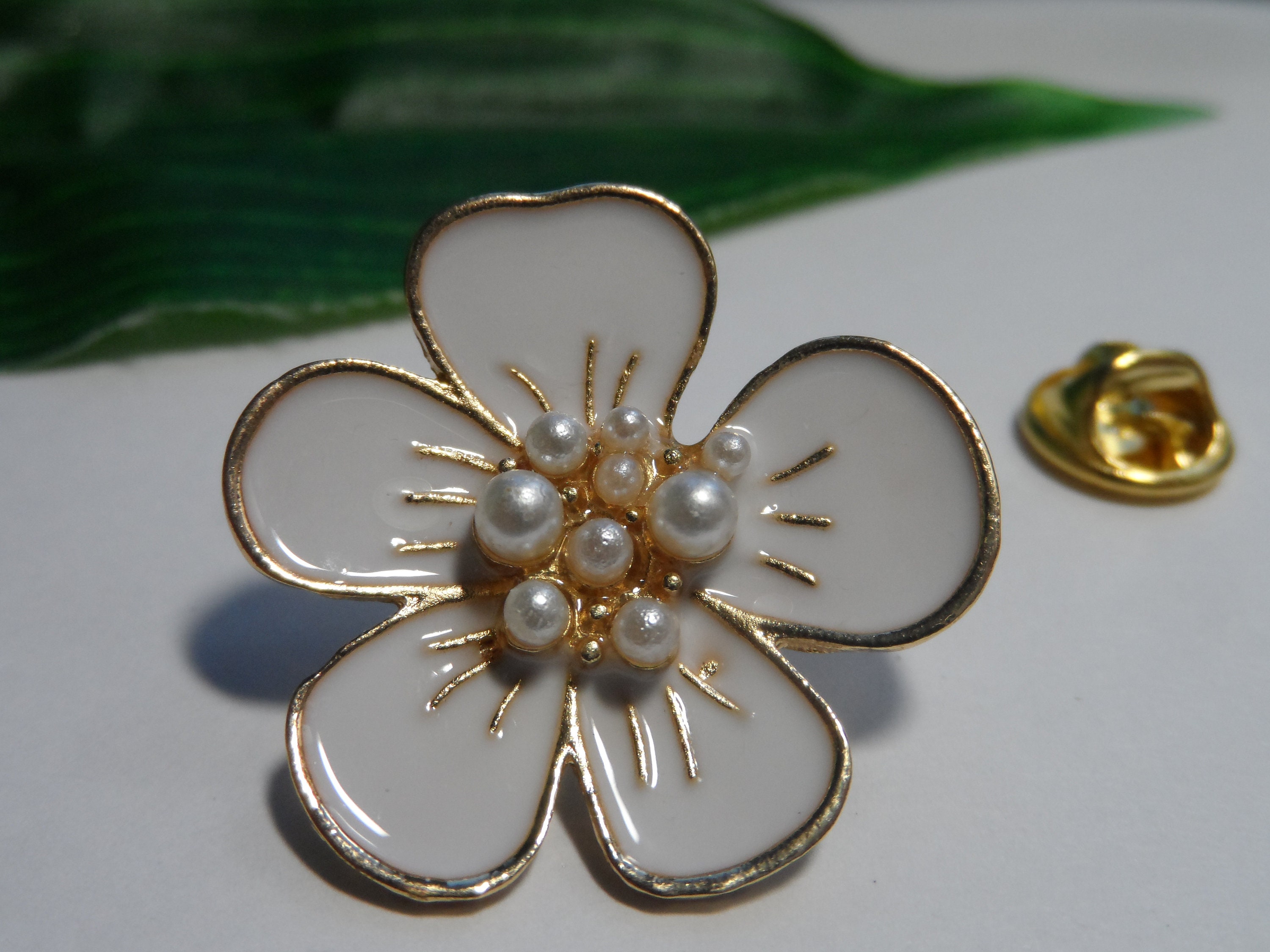 White Flower Lapel Pin, Flower Pin, Flower Lapel Pin, Flower Hat Pin ...