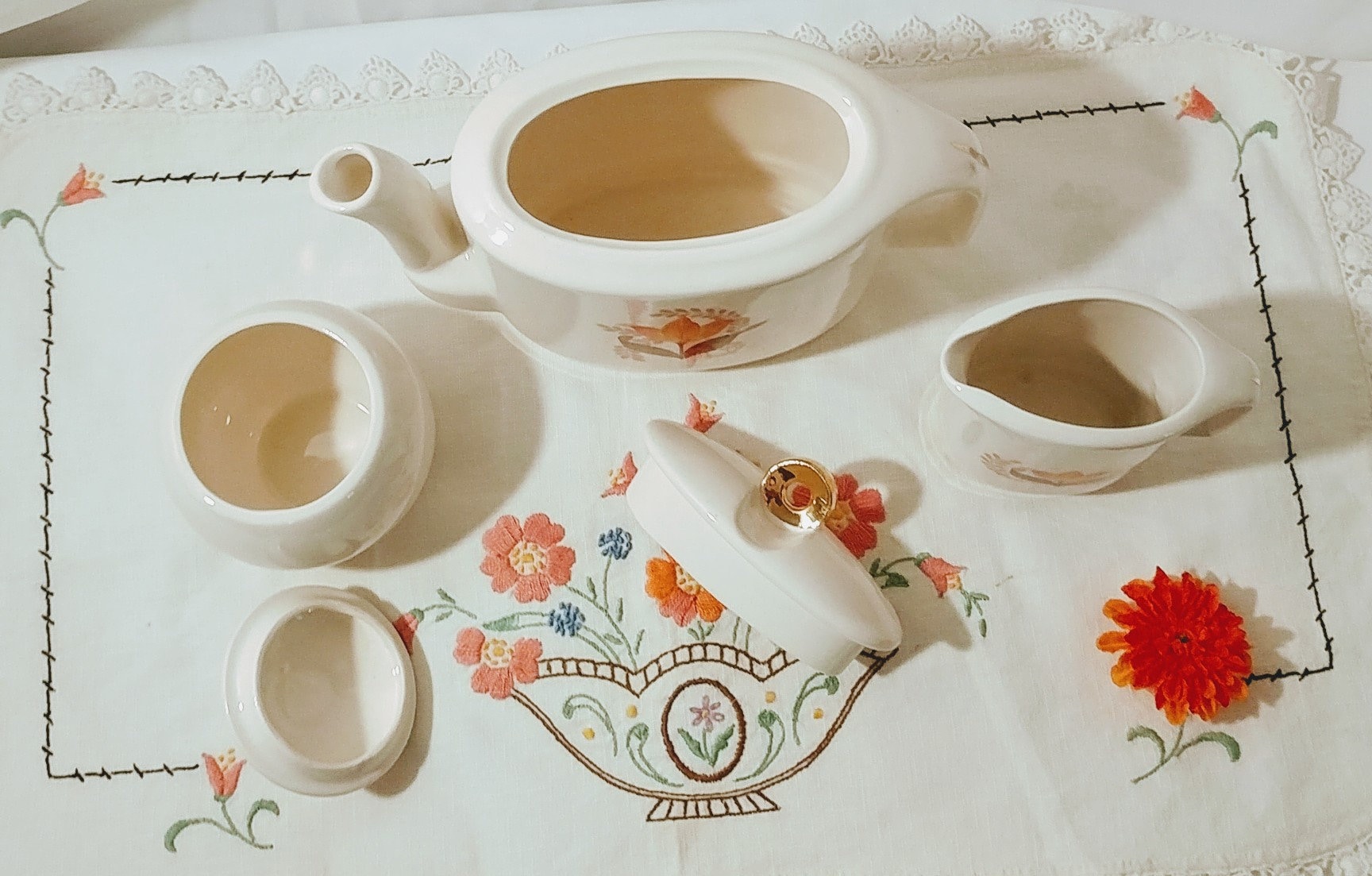 Harker Pottery Modern Tulip Pattern Tea Set - Full Size Teapot, Covered ...