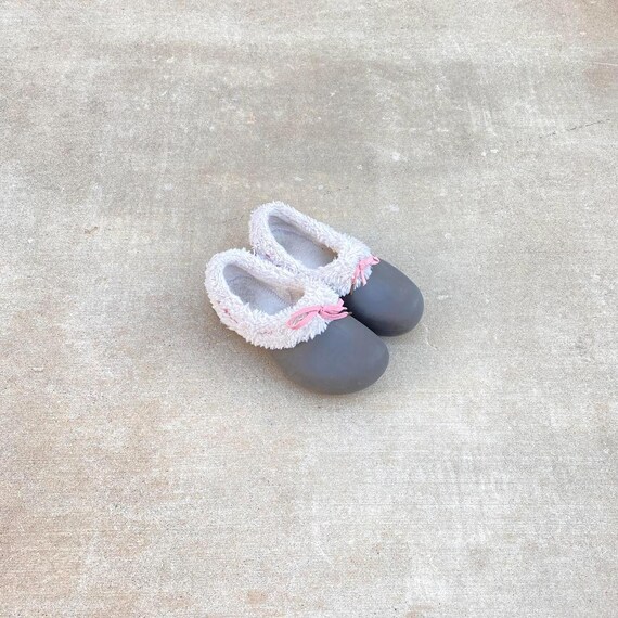 CROCS coquette style gray clogs pink bows Juniors Siz… - Gem