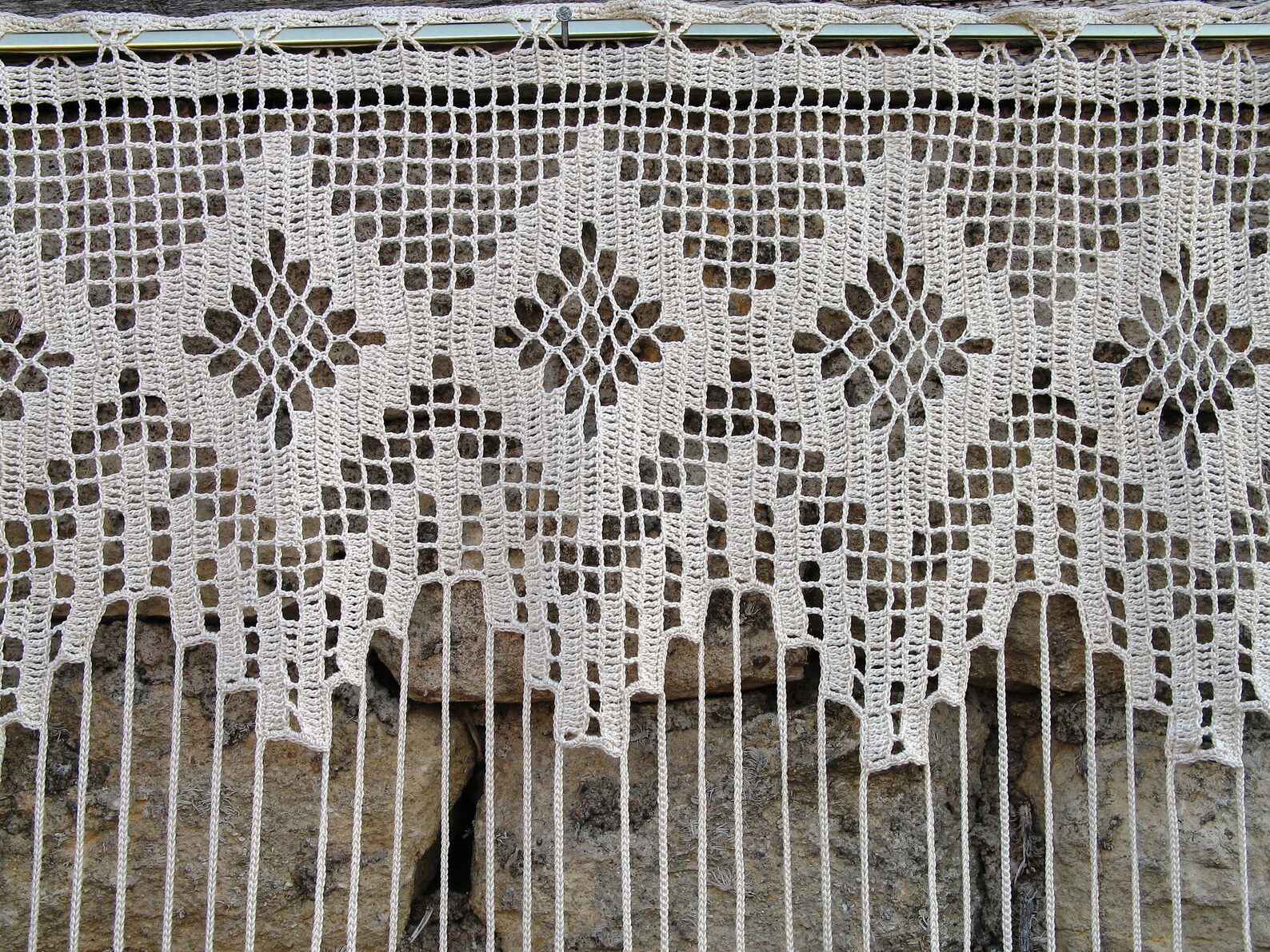 Rideau en crochet de coton écru,fait-main,motifs losanges,franges ...