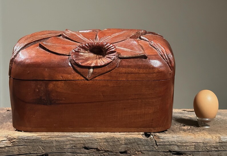 Vintage Hand Carved Folk Art Two Tone Box With Daffodil Detail - Etsy