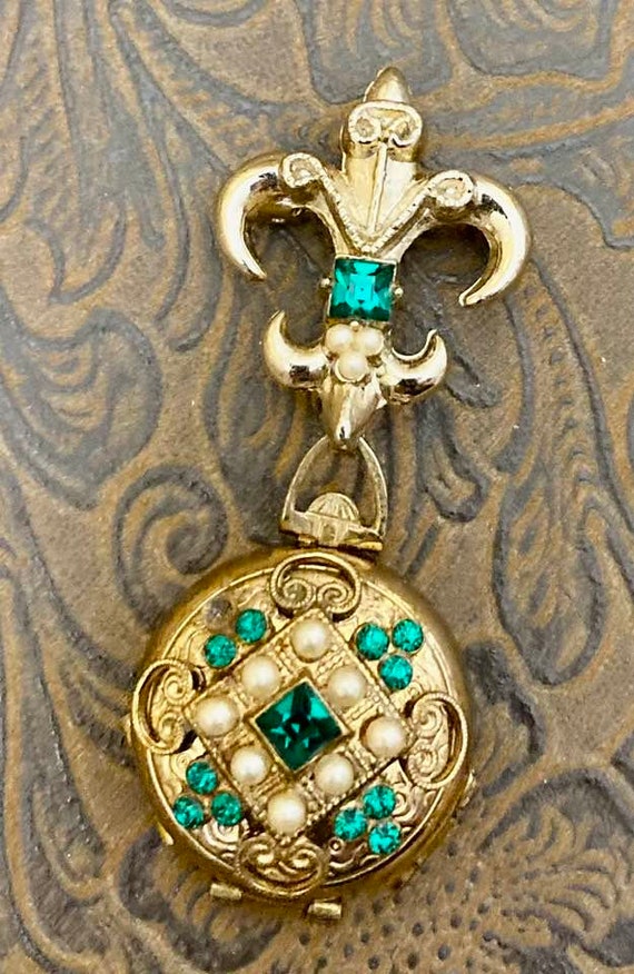 Vintage coro pegasus locket - Gem