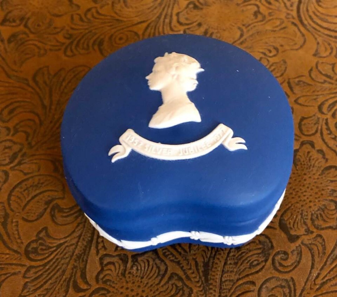 Vintage Silver Jubilee Queen Elizabeth II Wedgwood Trinket Box - Etsy