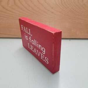 El otoño está cayendo hojas letrero de madera bloque rojo letras ...