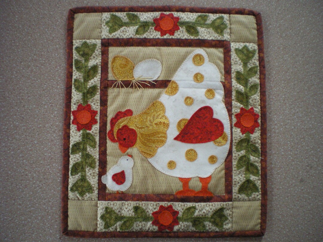Petit tableau, tissu patchwork, représentant une poule et son poussin ...