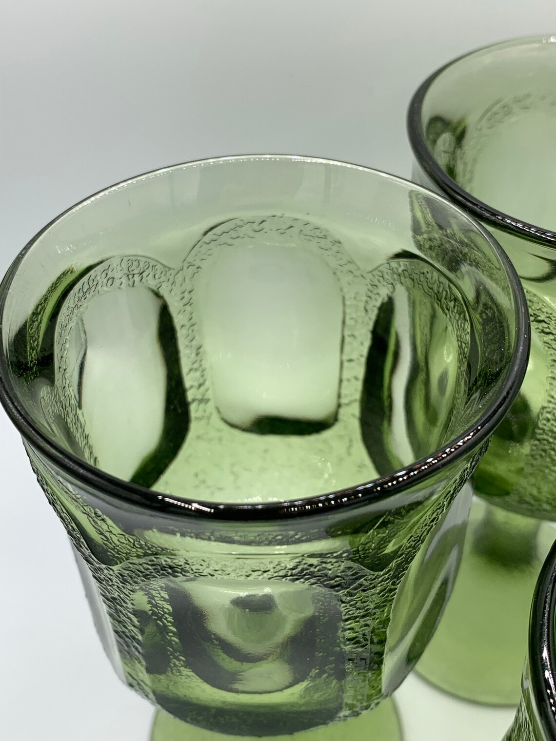 Weingläser grün olivgrün 2 große 2 kleine 70er Jahre | Etsy