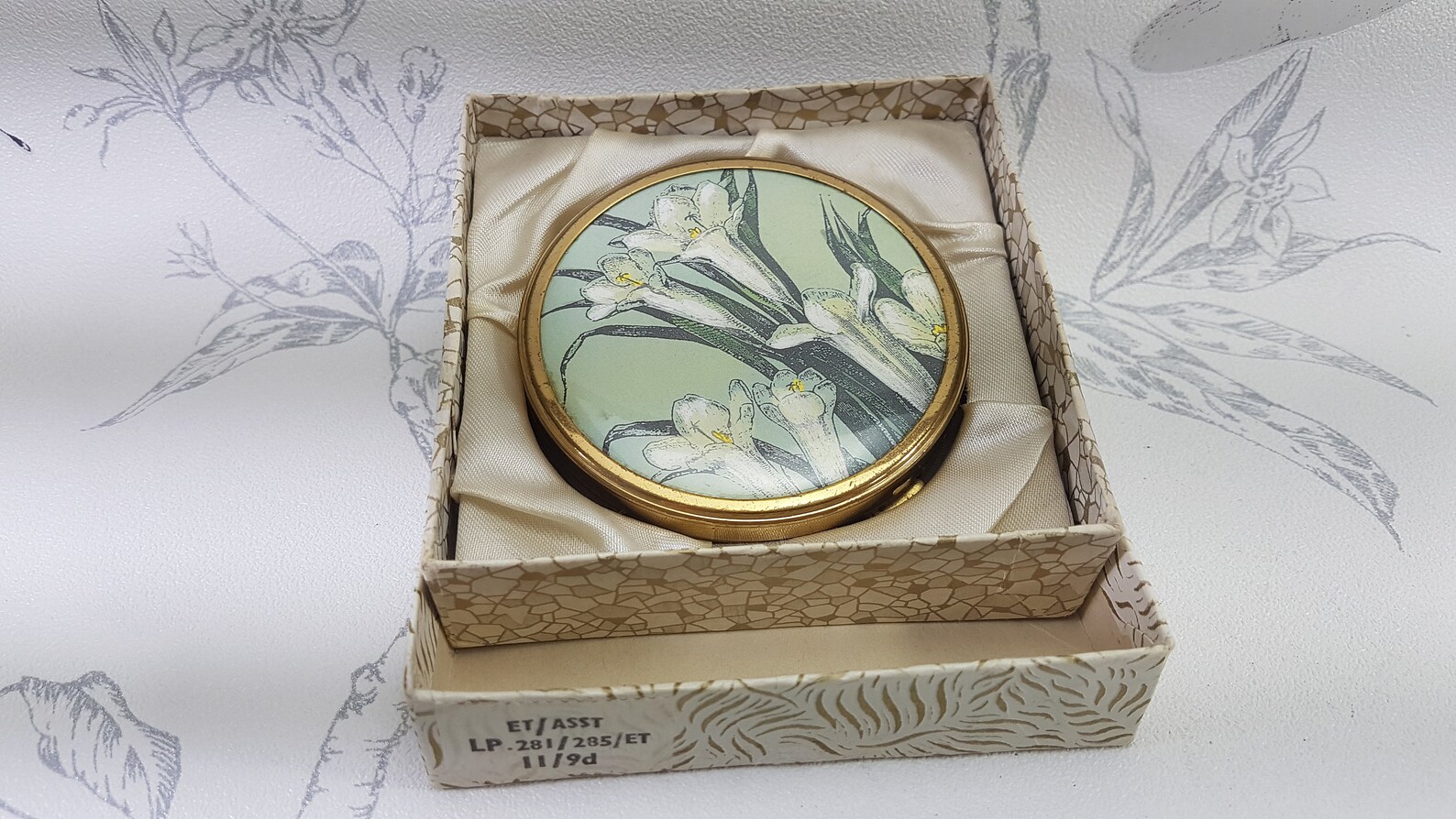 Vintage powder compact boxed vintage lilies compact mirror | Etsy