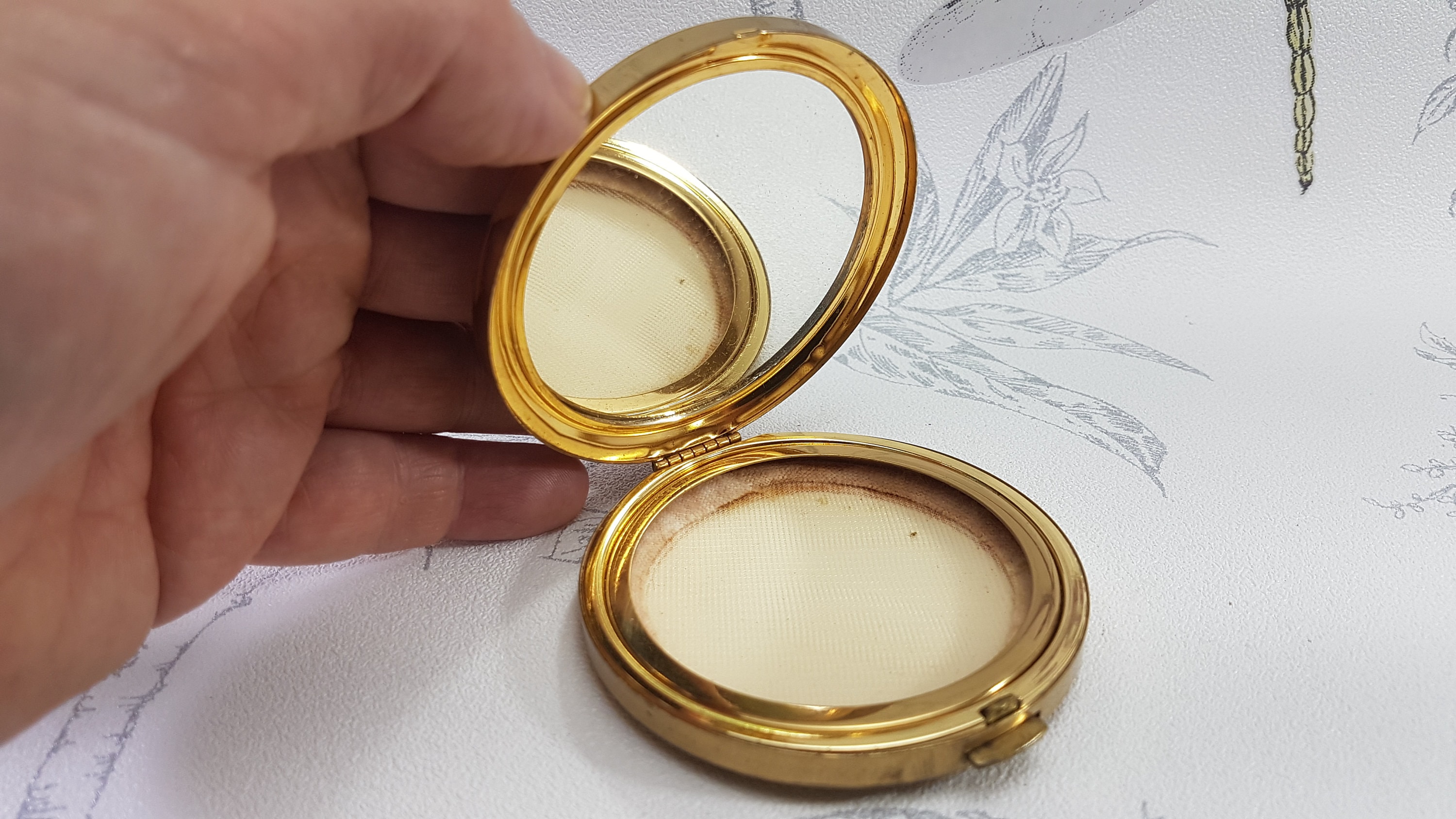 Vintage Powder Compact Boxed Vintage Lilies Compact Mirror - Etsy UK