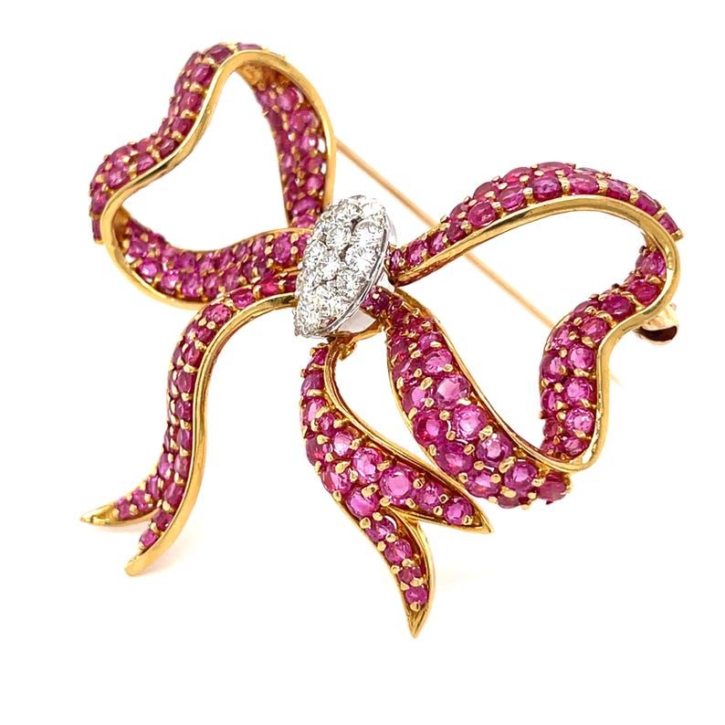 Broche de lazo de cinta de rubí y oro amarillo de 18 k con detalles de ...