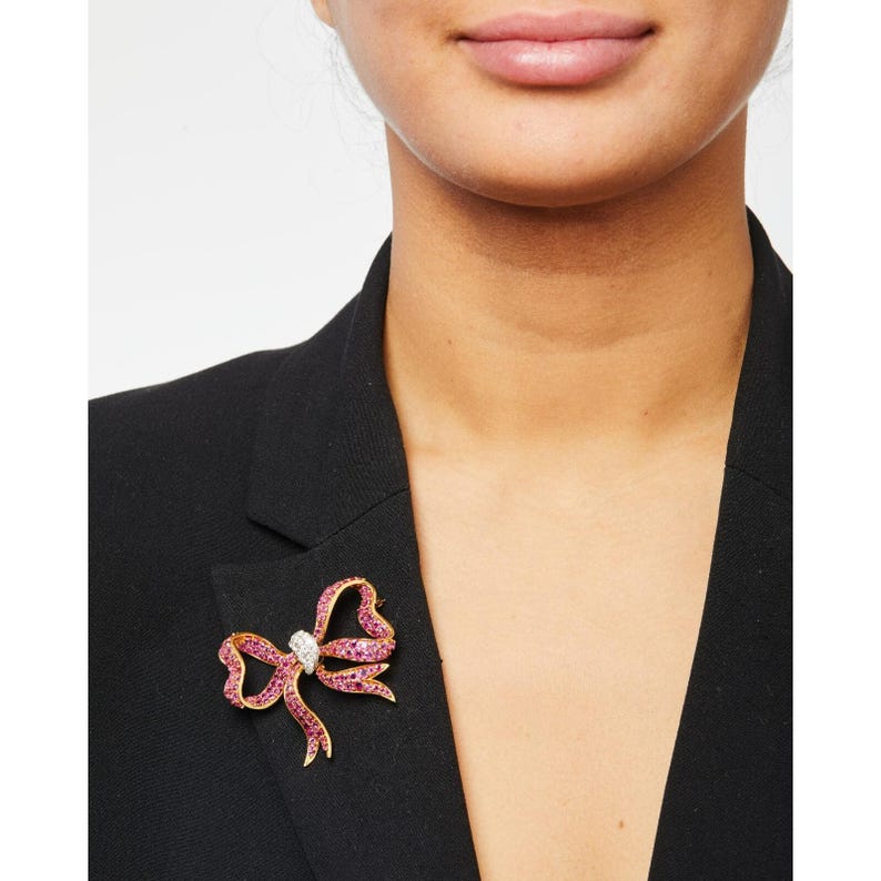 Broche de lazo de cinta de rubí y oro amarillo de 18 k con detalles de ...