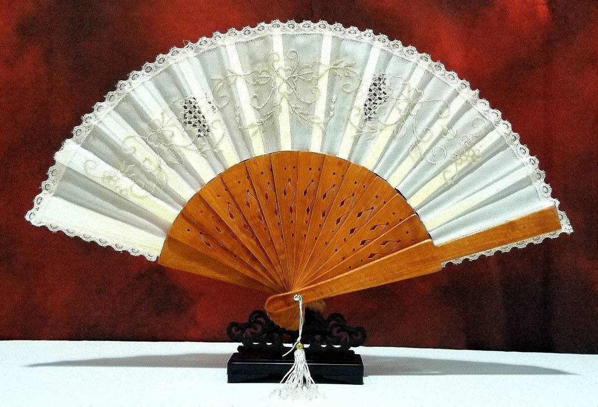 Filipiniana Pamaypay Hand-embroidered Callado Jusi Hand Fan