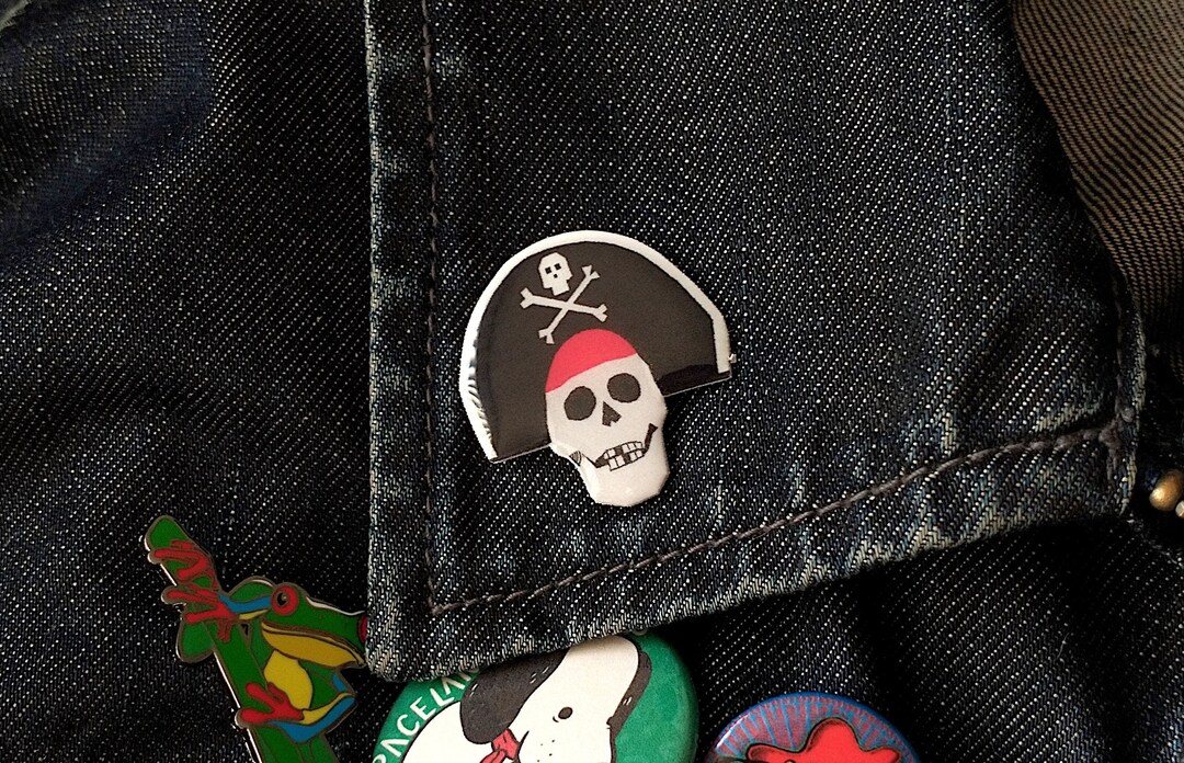 Pirate Skull Jolly Roger Pin Handmade Halloween PIN or FRIDGE MAGNET ...
