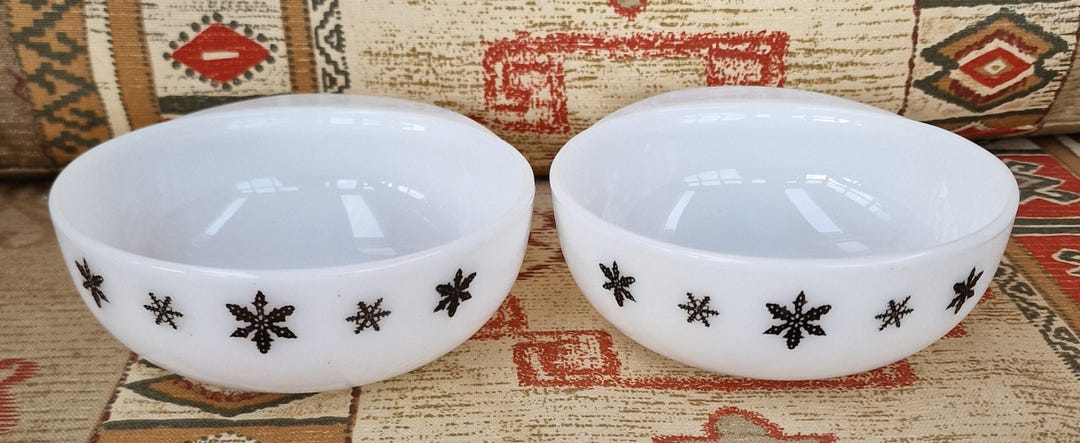 Vintage Pyrex Glass Cereal, Soup or Pasta Bowls - Black Snowflake ...