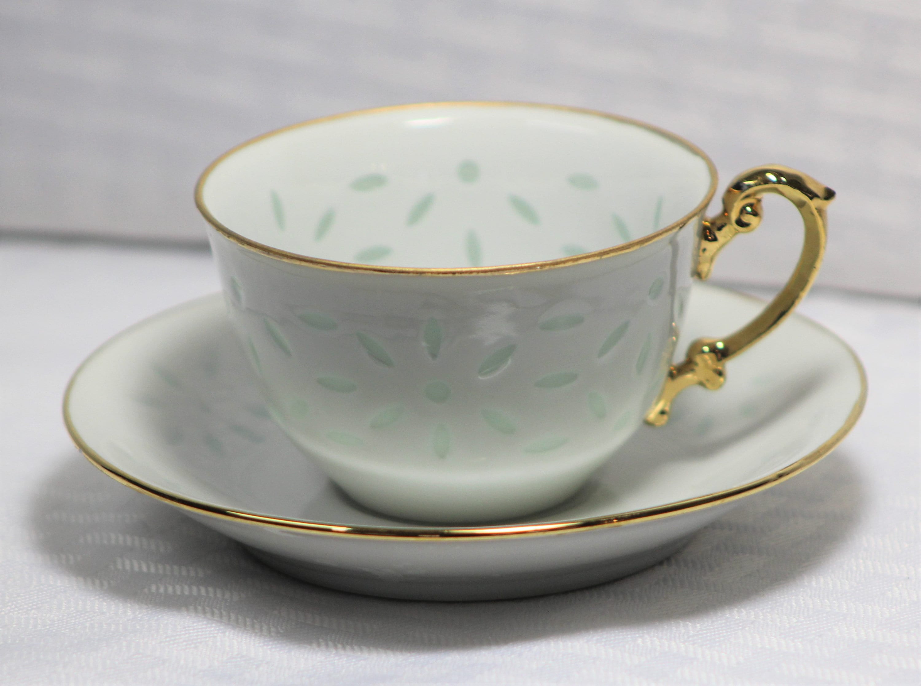 Rice Pattern Porcelain Tea Cups and Saucers With Gold Rims and Gold ...