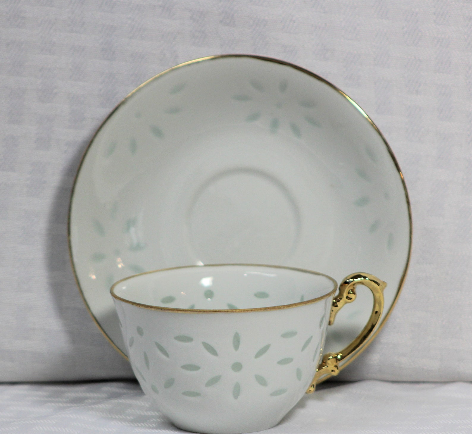 Rice Pattern Porcelain Tea Cups and Saucers With Gold Rims and Gold ...
