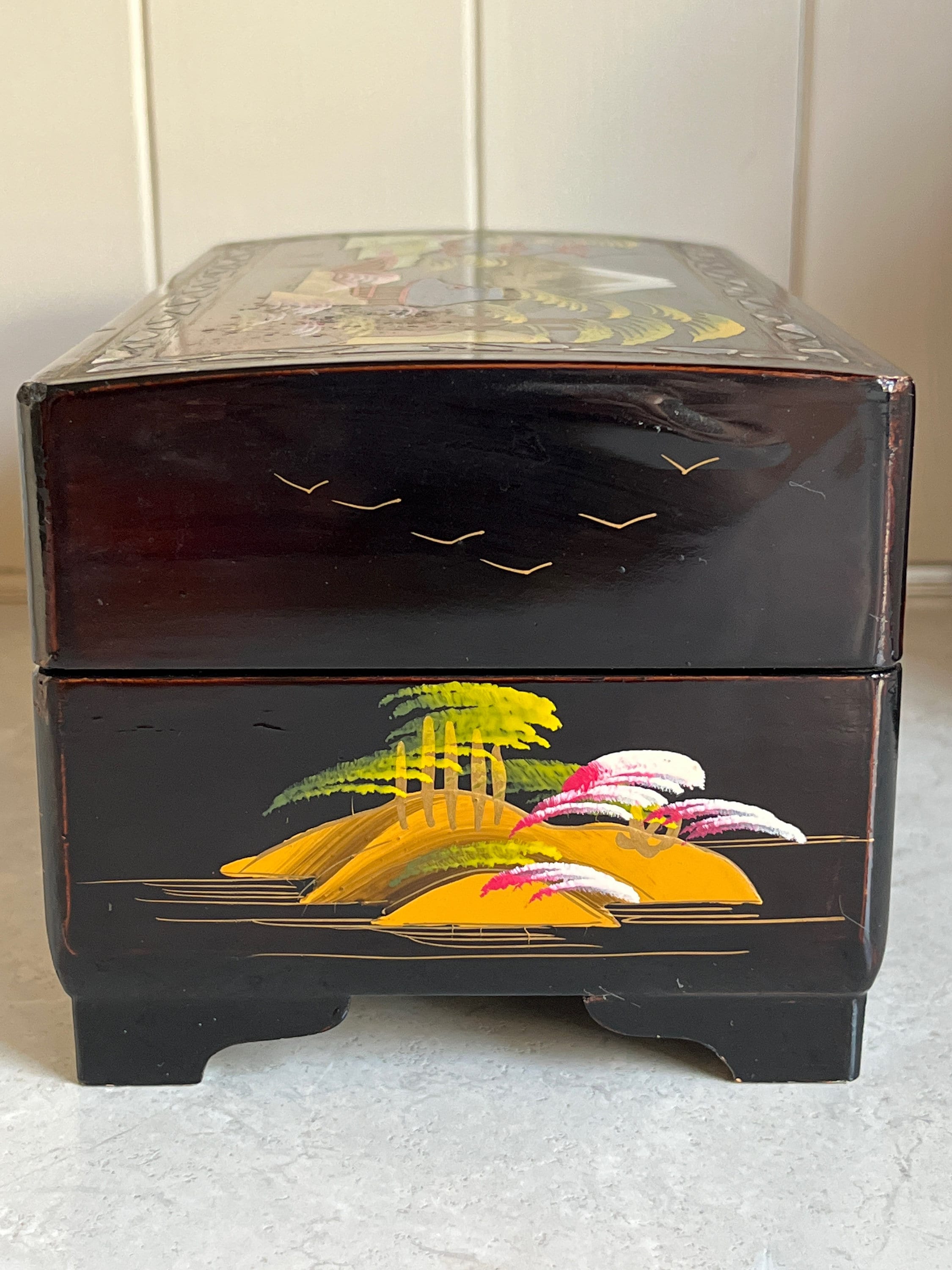 Vintage Daysun Japanese Lacquered Musical Jewelry Box Vintage Daysun Japanese Lacquered Musical Jewelry Box