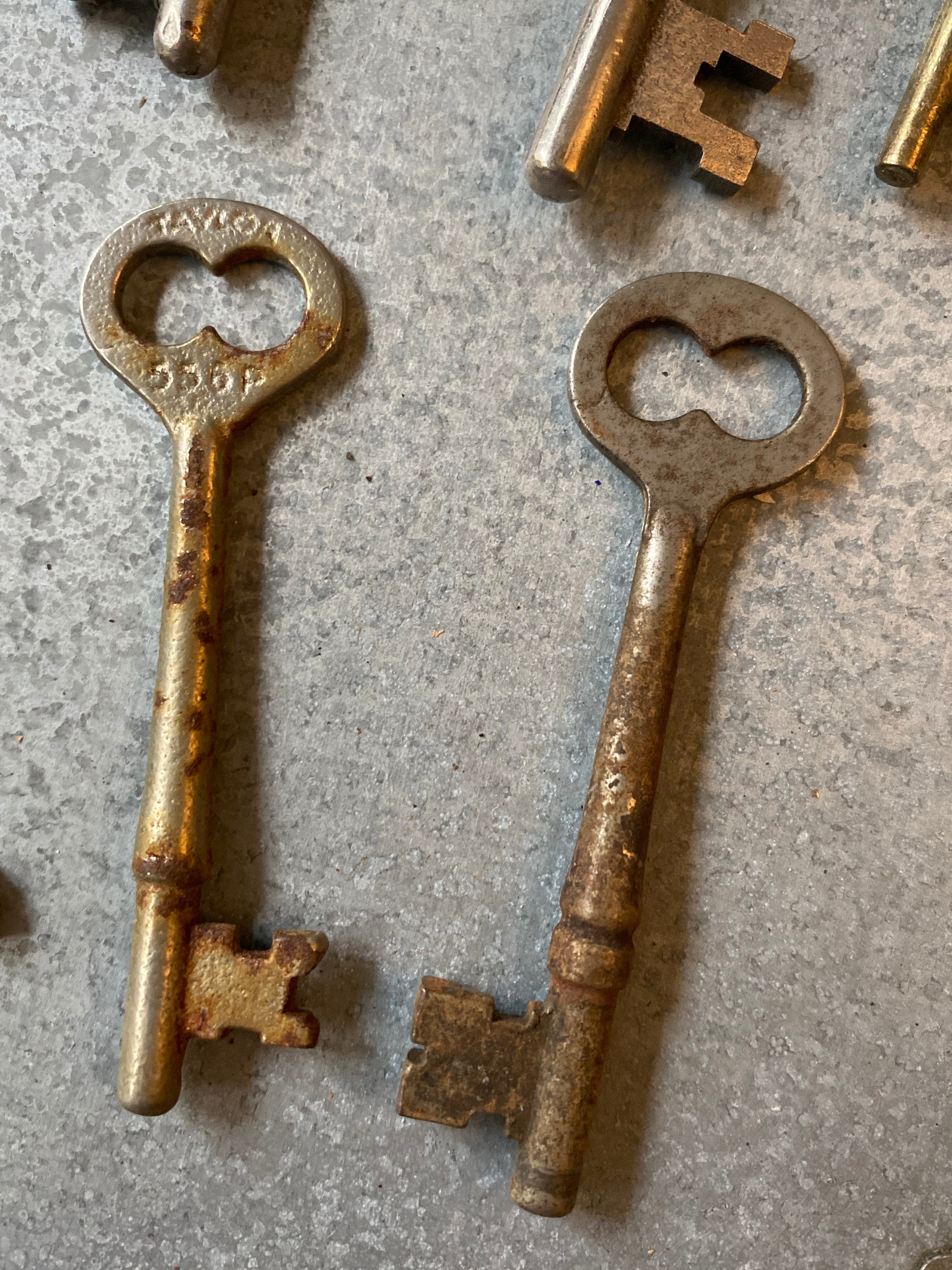 Lot of 23 Vintage Solid Barrel Skeleton Keys 1 Flat Key and 1 | Etsy