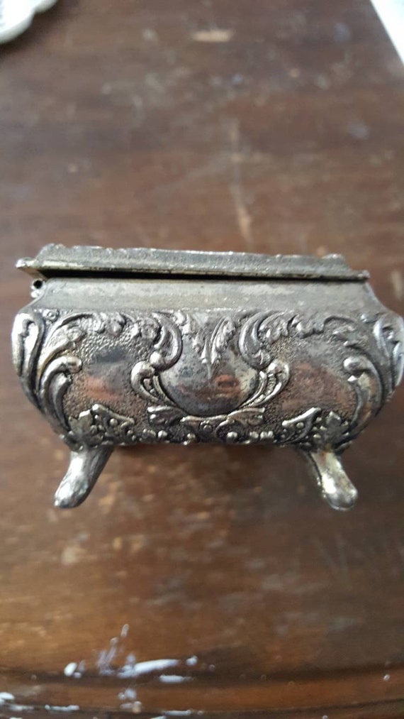 Vintage 1950s era silver plate ring box. Engraved, ve… - Gem