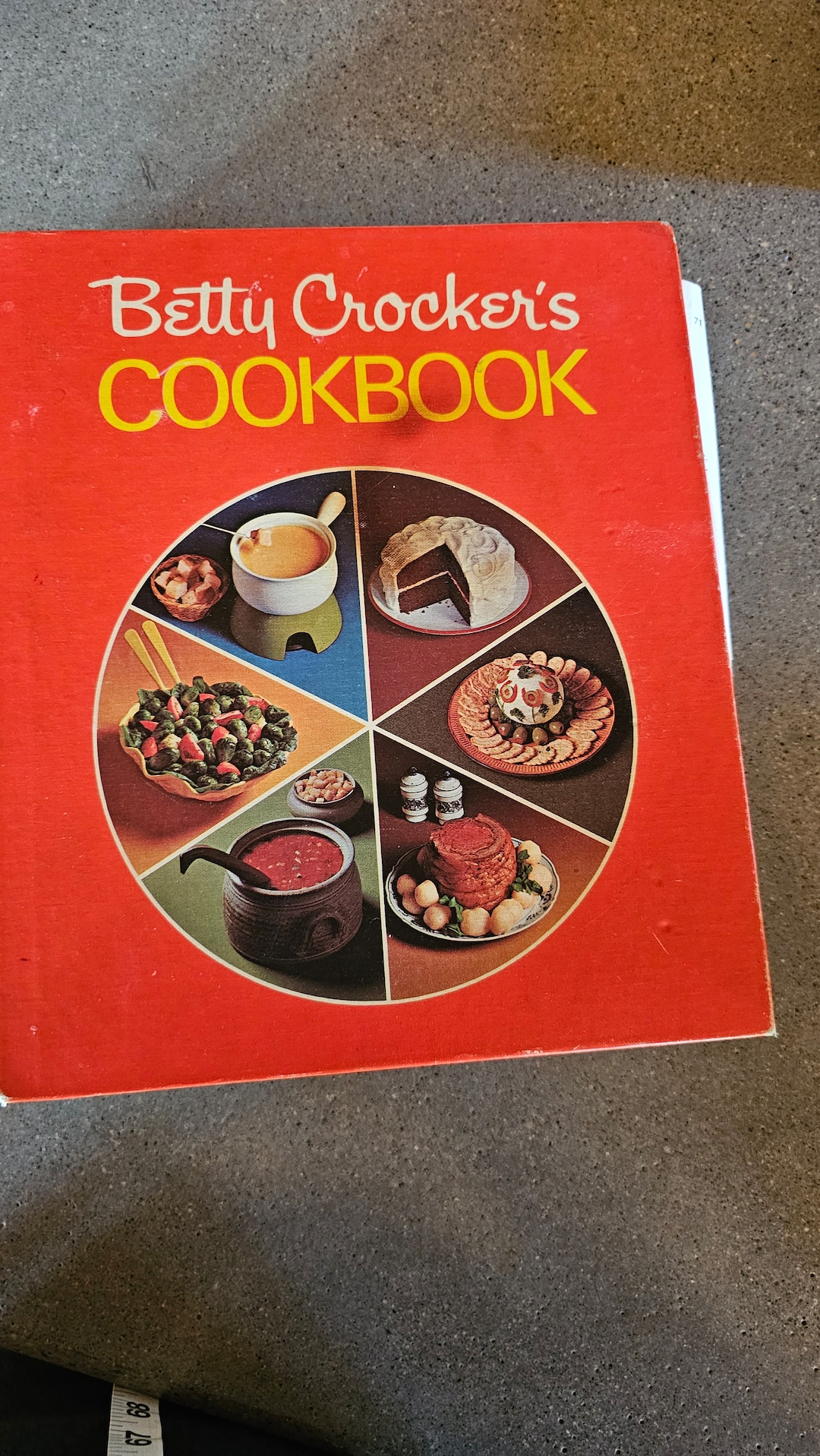 Vintage 1973 5 Ring Binder Betty Crocker Cookbook in Good Condition. Twentieth Printing Edition ...