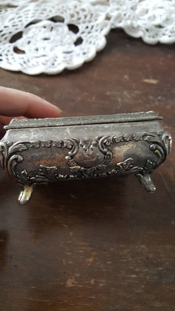Vintage 1950s era silver plate ring box. Engraved, ve… - Gem
