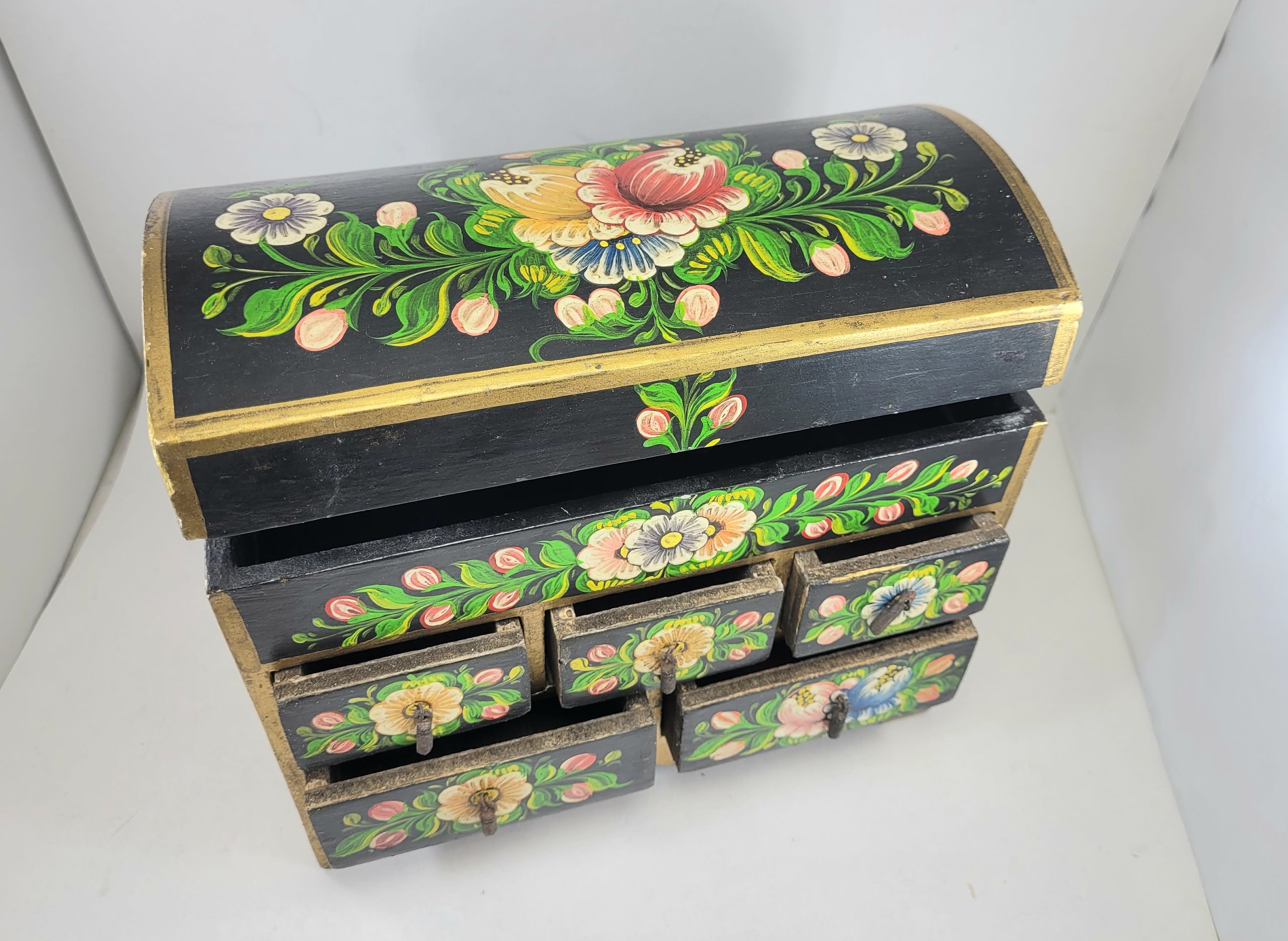 Vintage signed Russian Romeo and Juliet hand painted box - munimoro.gob.pe