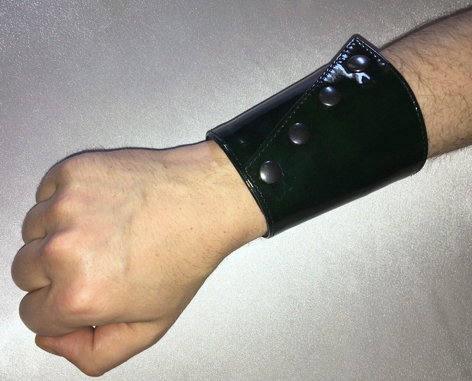 Manschette Ledermanschette grün mit Geldfach Lackleder Lederarmband ...