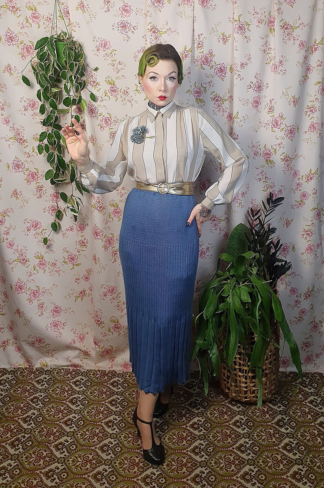 Vintage Vertical Striped Pattern White Beige Pointy Collar Longsleeve ...