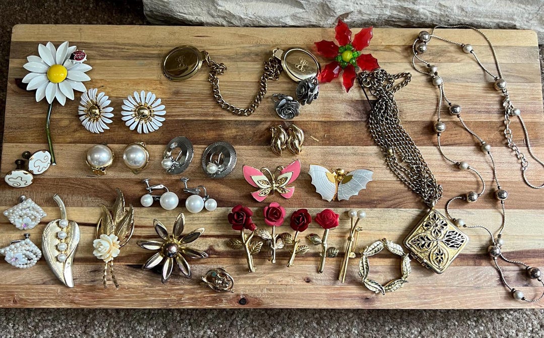 Vintage Jewlery Lot Set of 25 Pieces of Jewelry Includes, Earrings ...