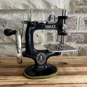 Miniature Singer Sewing Machine Childs Sewing Machine 1930's Sewing ...