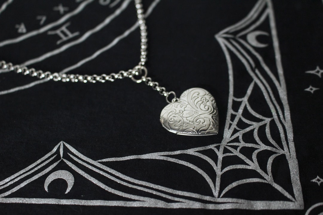 Ellen Hutter Locket Necklace // Vampires - Etsy