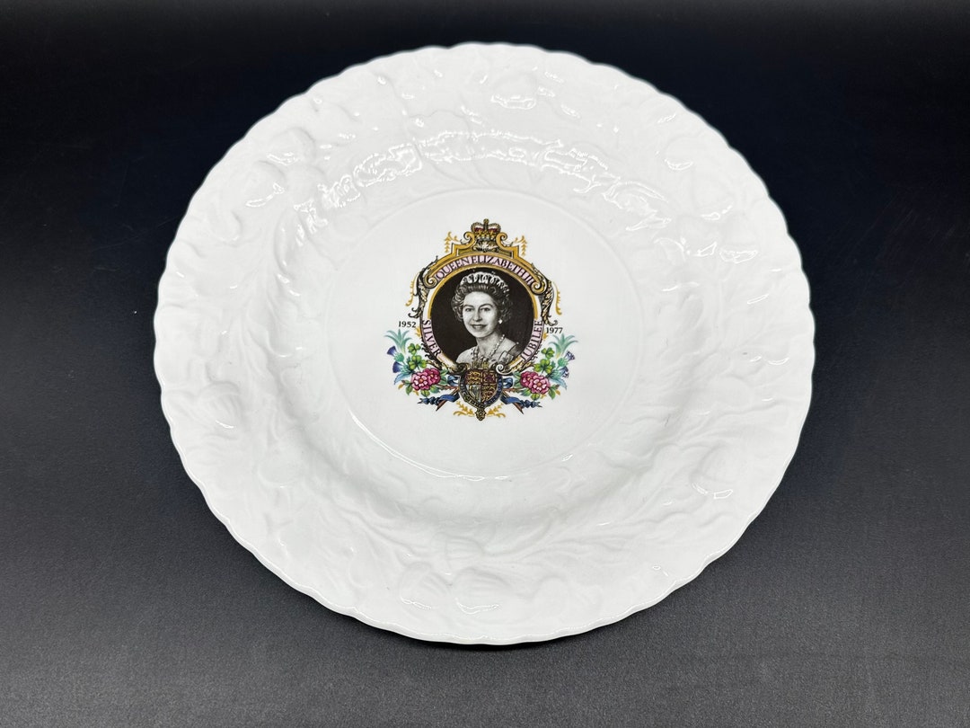 Queen's Queen Elizabeth II Silver Jubilee Plate Bone China England - Etsy