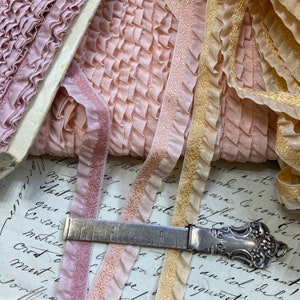 1/2" Vintage Jacquard Ruffle Trim With Embroidered Florals and Leaves ...